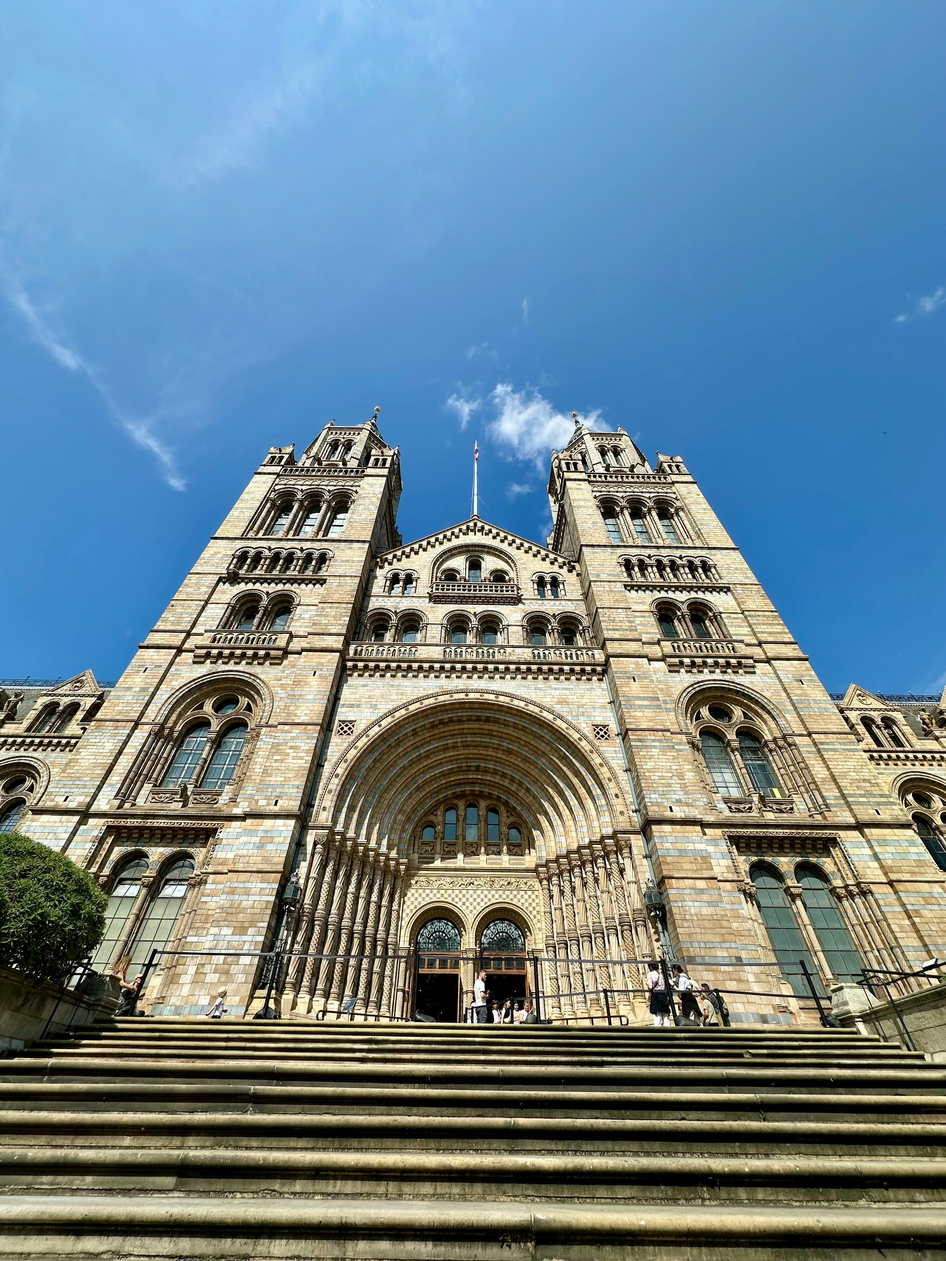 Front side of the natural history museum · Free Stock Photo