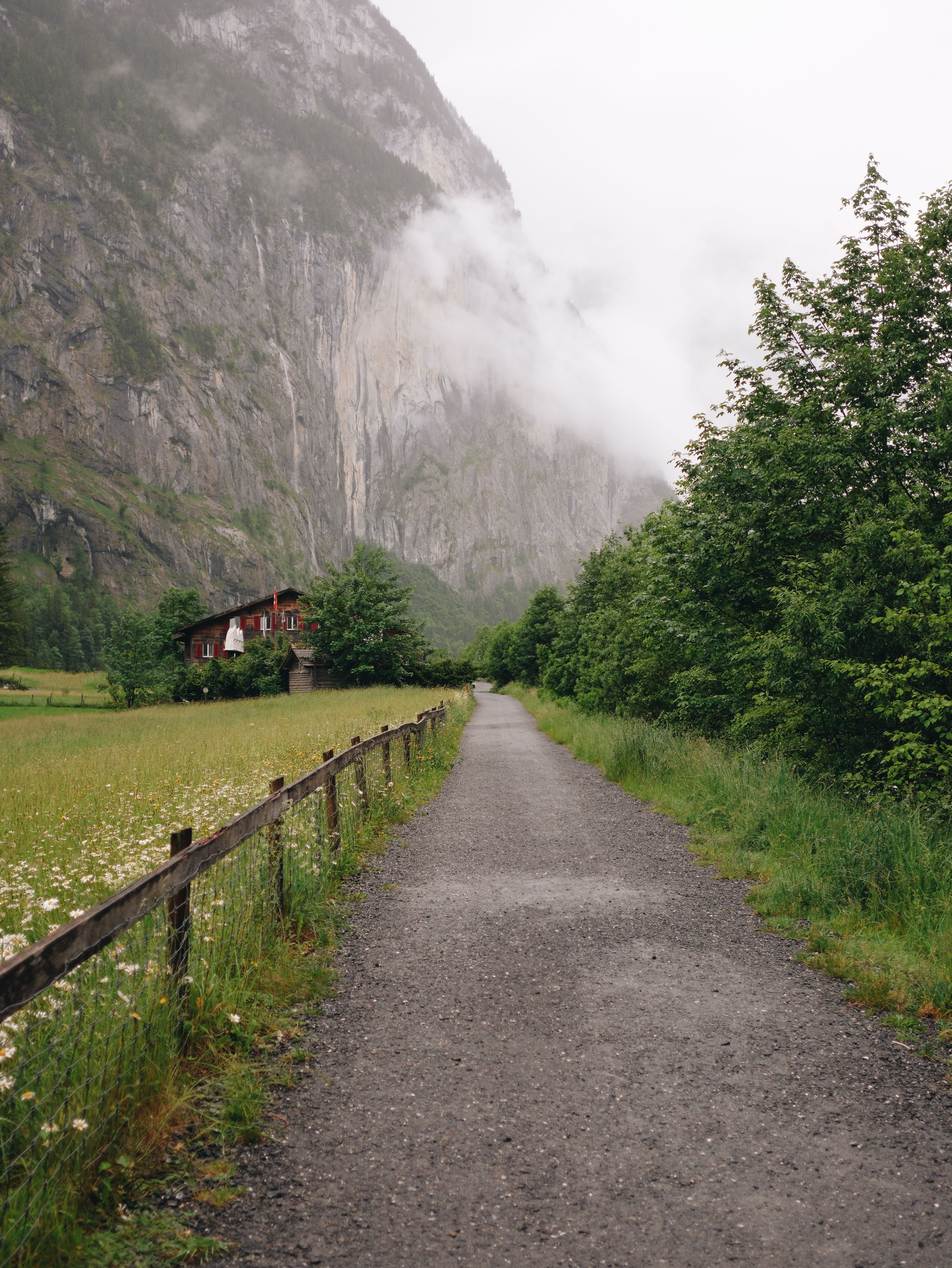 A path leading to a cabin in the mountains · Free Stock Photo
