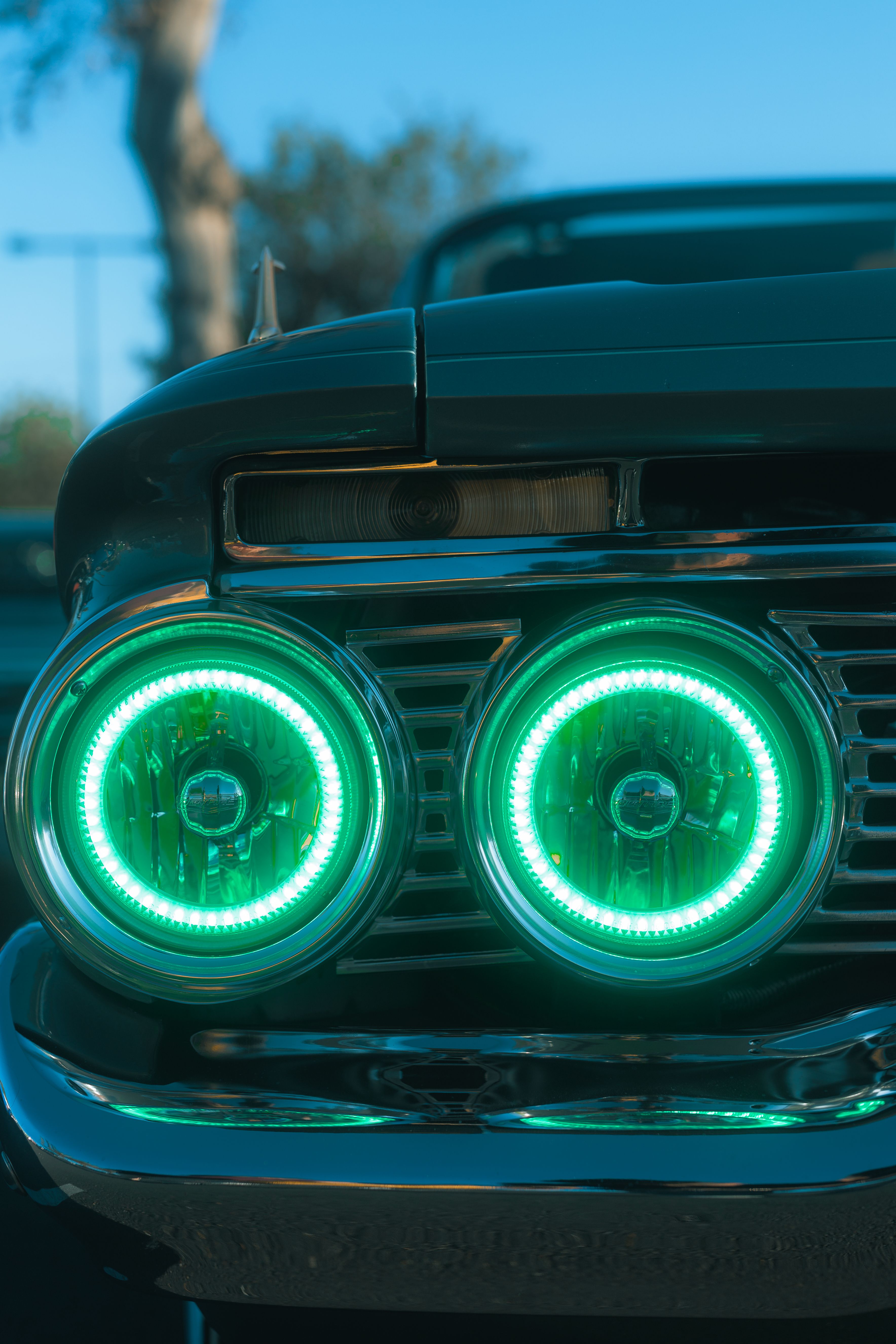 A green light on the front of a car · Free Stock Photo