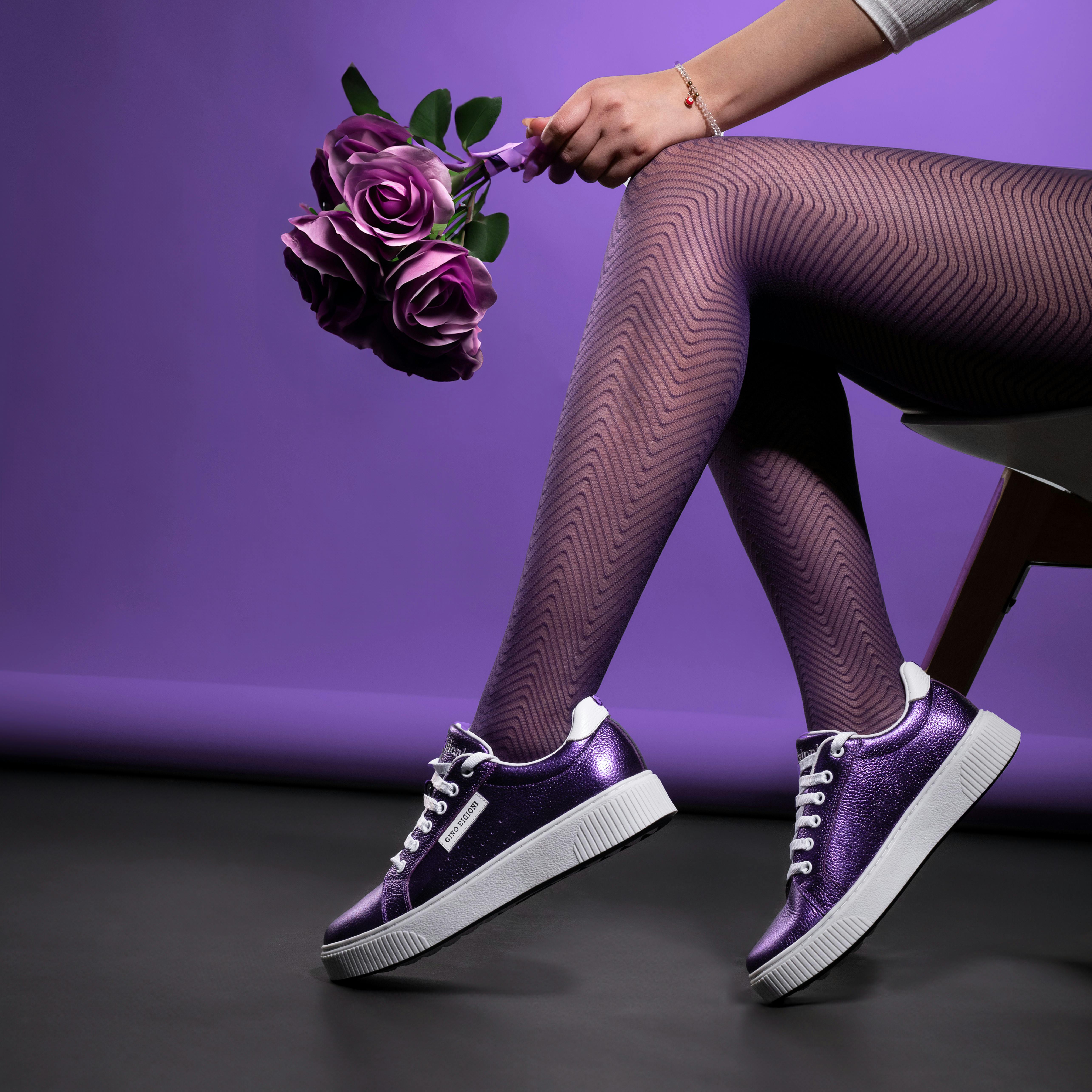 zapatillas moradas · Free Stock Photo