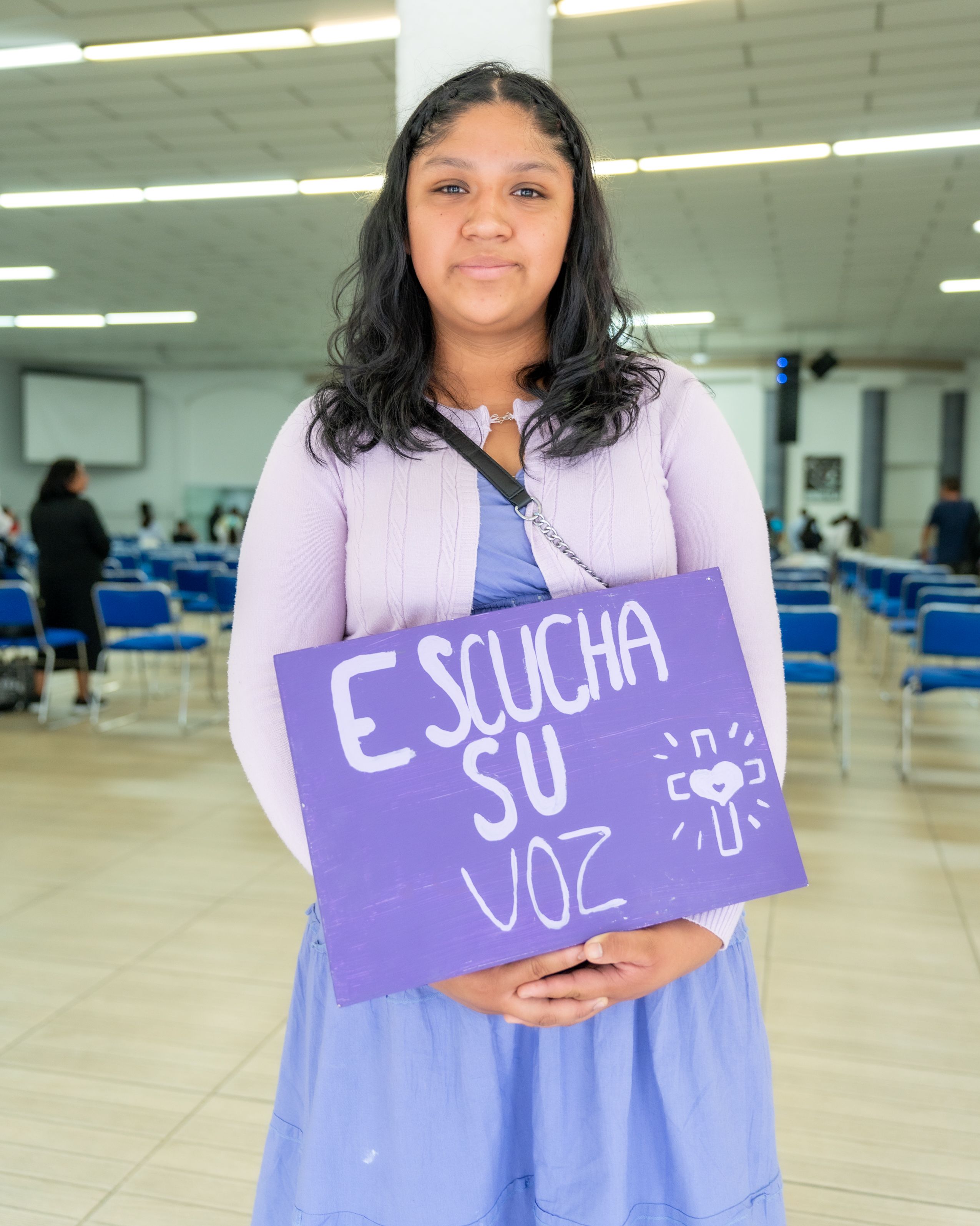 A woman holding a sign that says e sua vida · Free Stock Photo