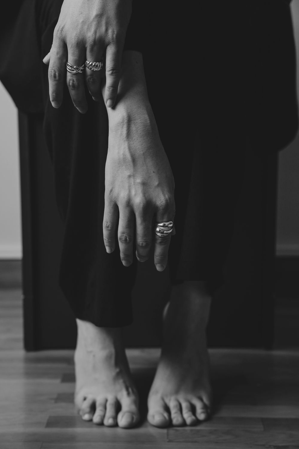 A woman's feet with rings on them · Free Stock Photo
