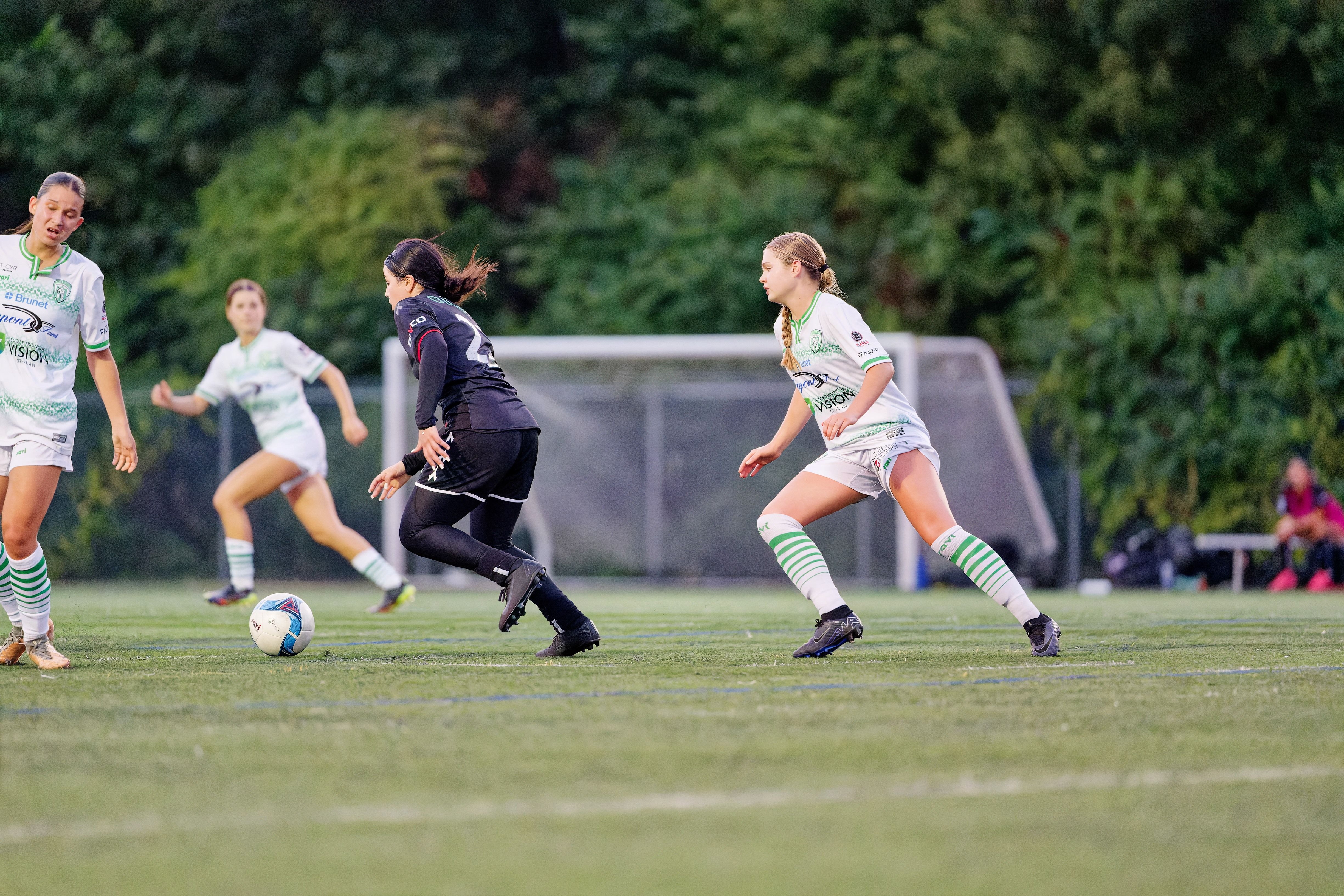 Women's soccer players in action on the field · Free Stock Photo