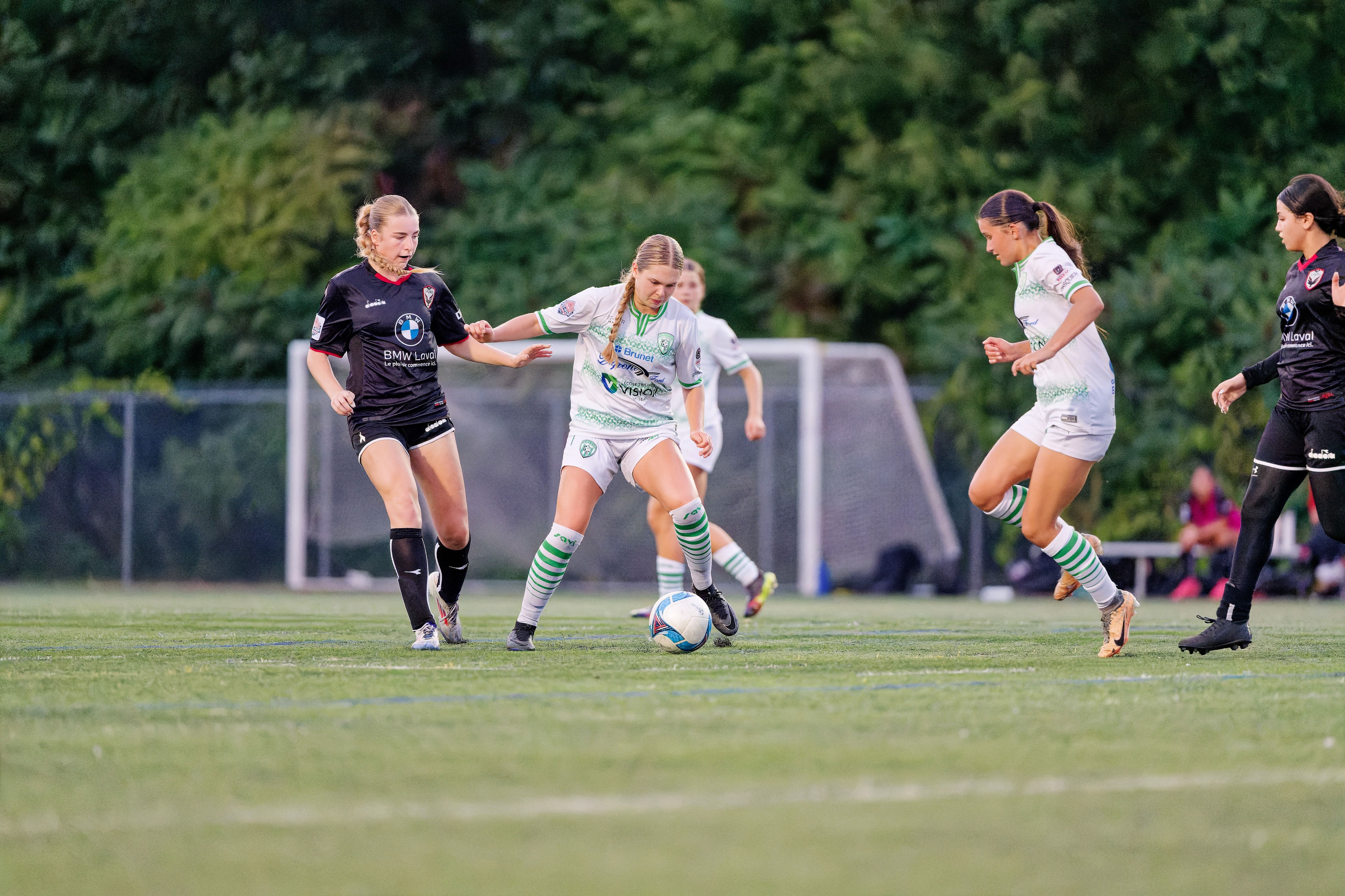 Women's soccer players in action on the field · Free Stock Photo