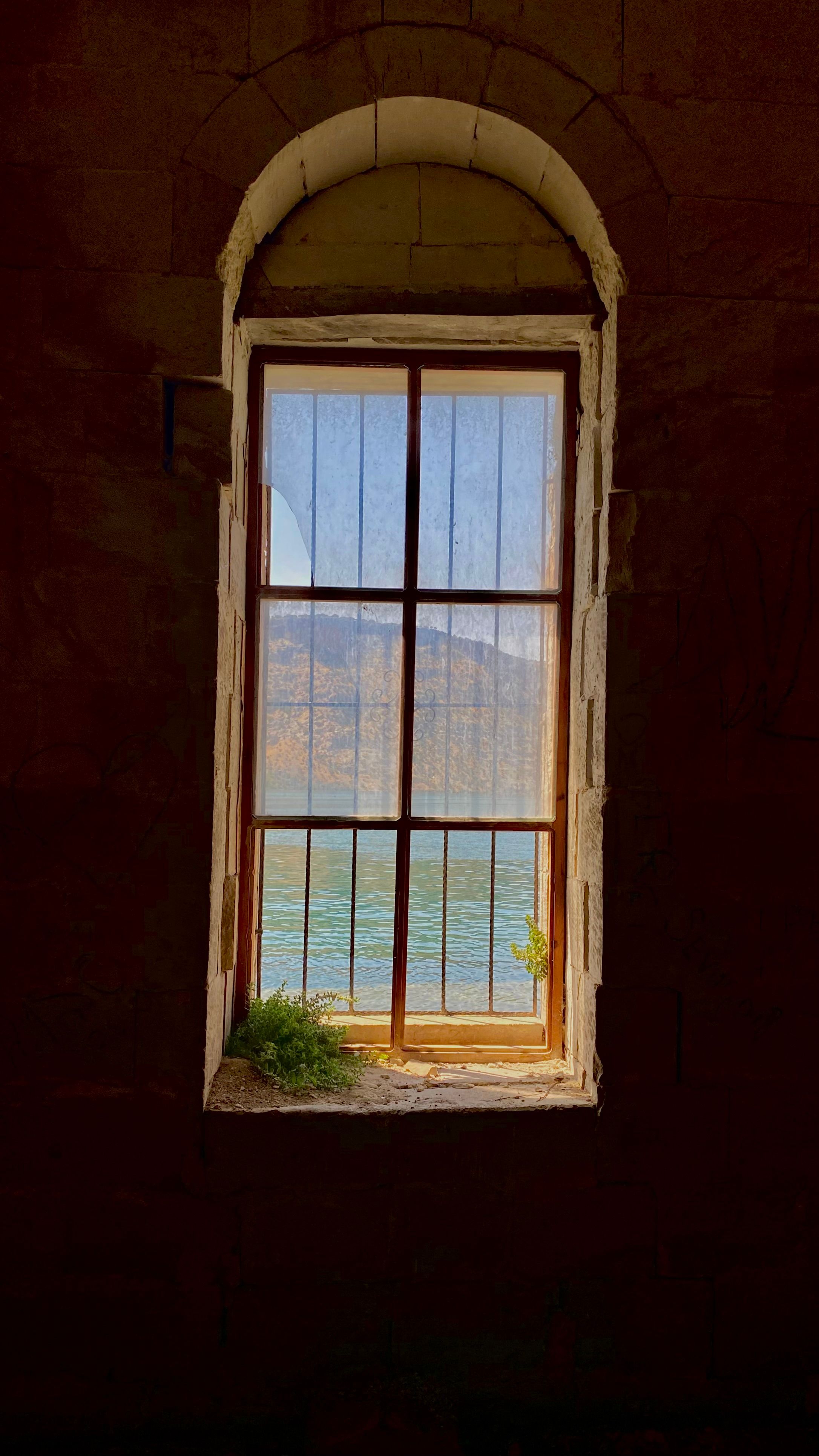 A window with a view of the ocean and mountains · Free Stock Photo