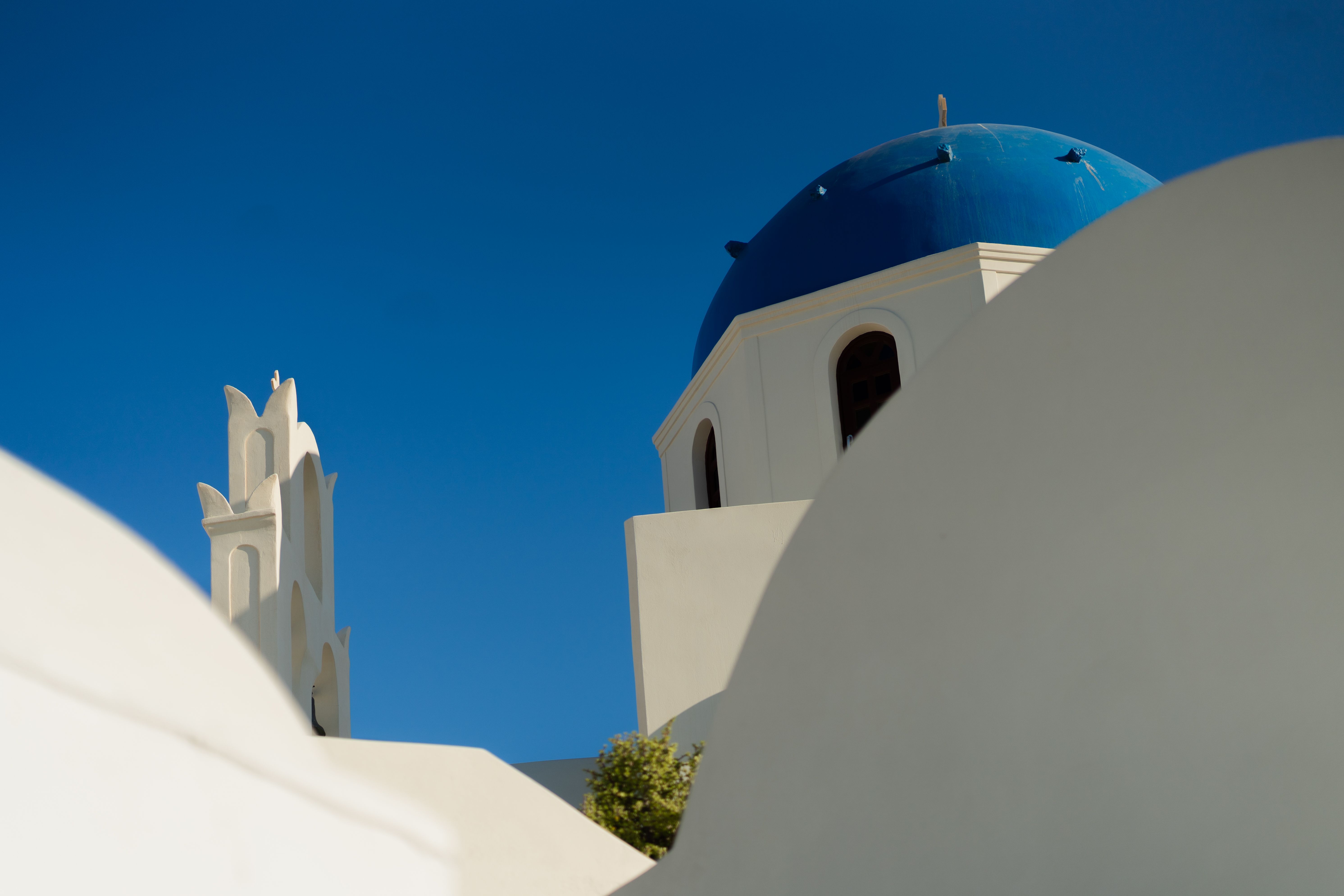 A blue dome with white walls and blue sky · Free Stock Photo