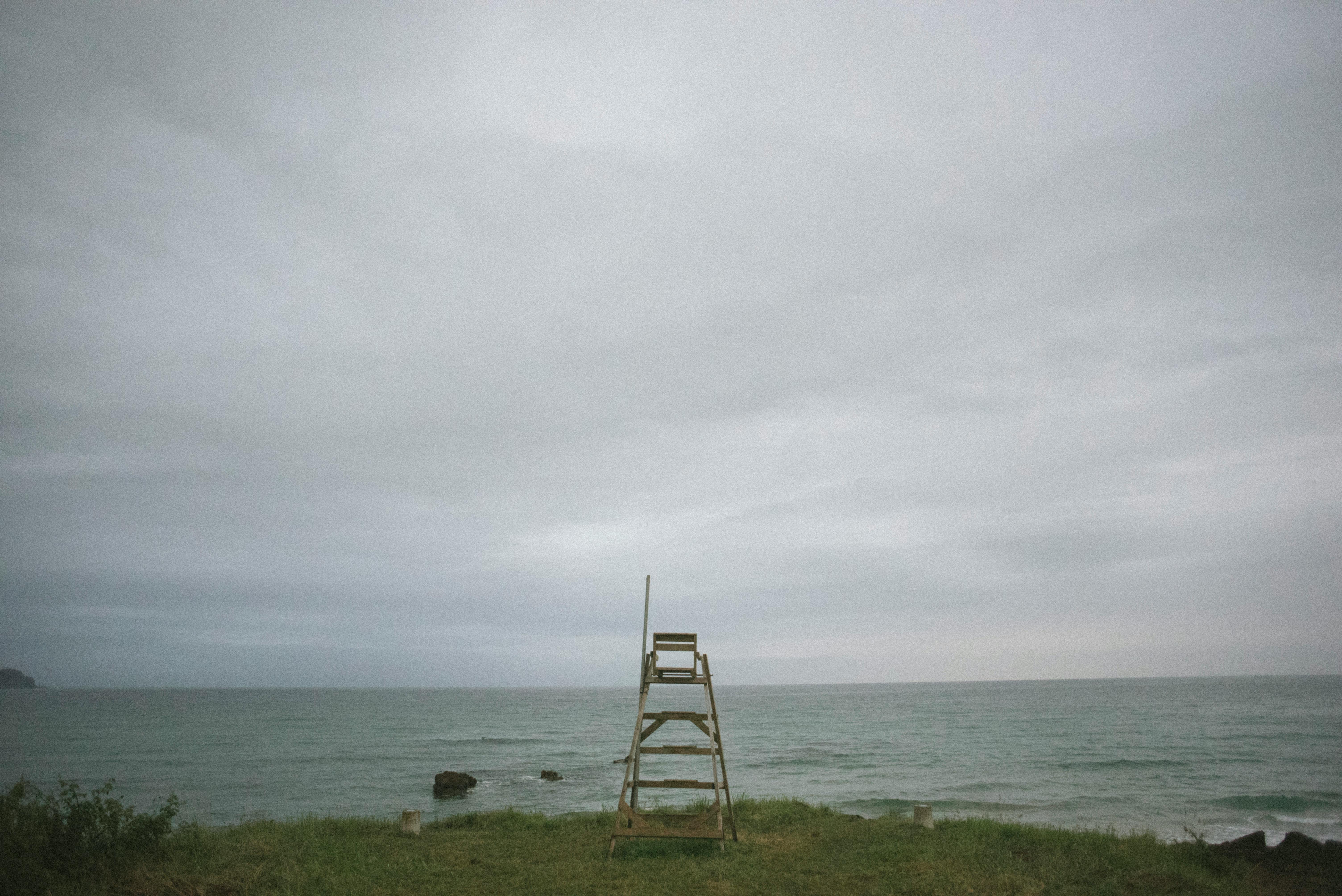 A lifeguard chair on the beach · Free Stock Photo