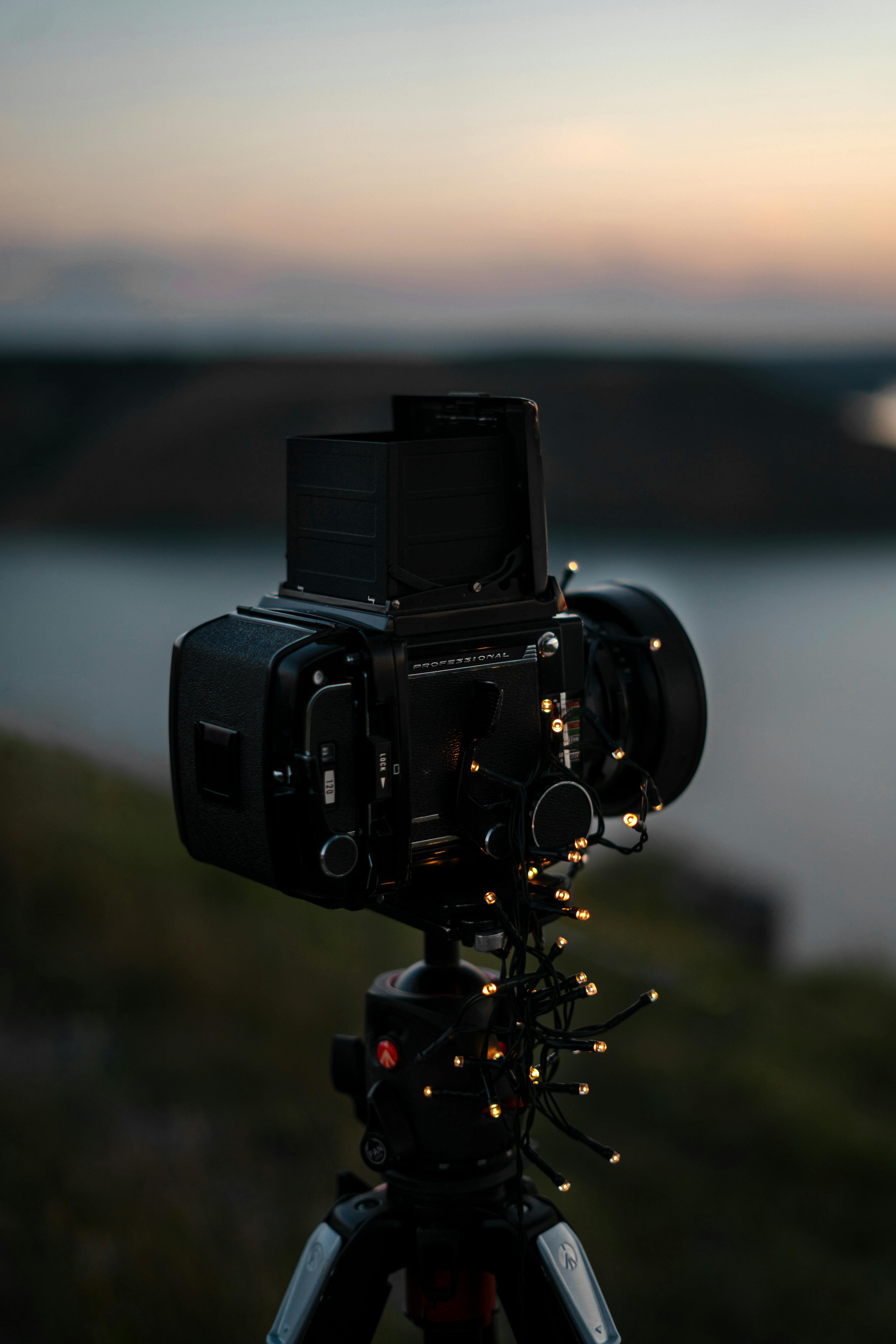 Black Dslr Camera Mounted on Black Tripod · Free Stock Photo