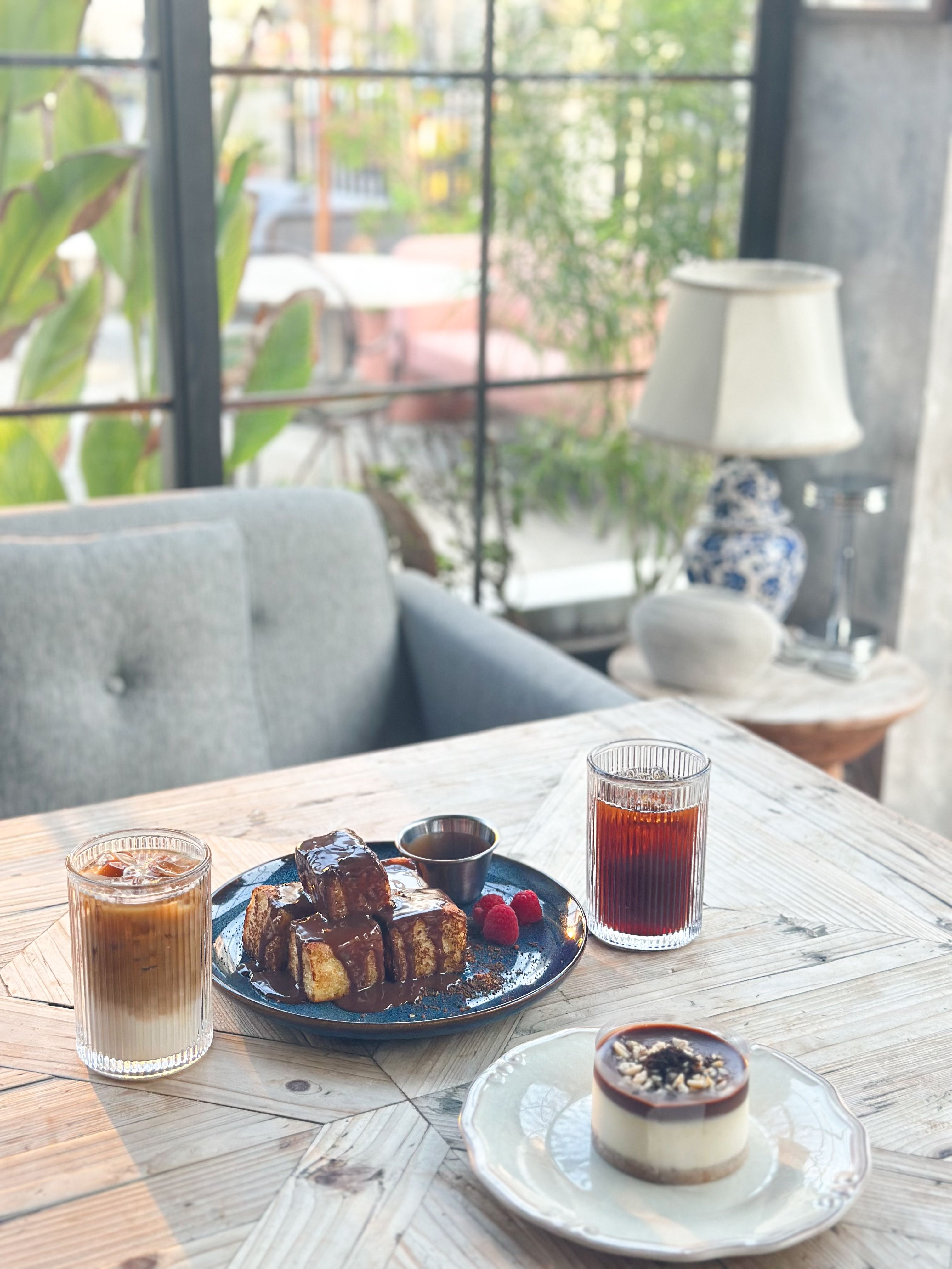 Cozy Café Brunch with French Toast and Coffee · Free Stock Photo