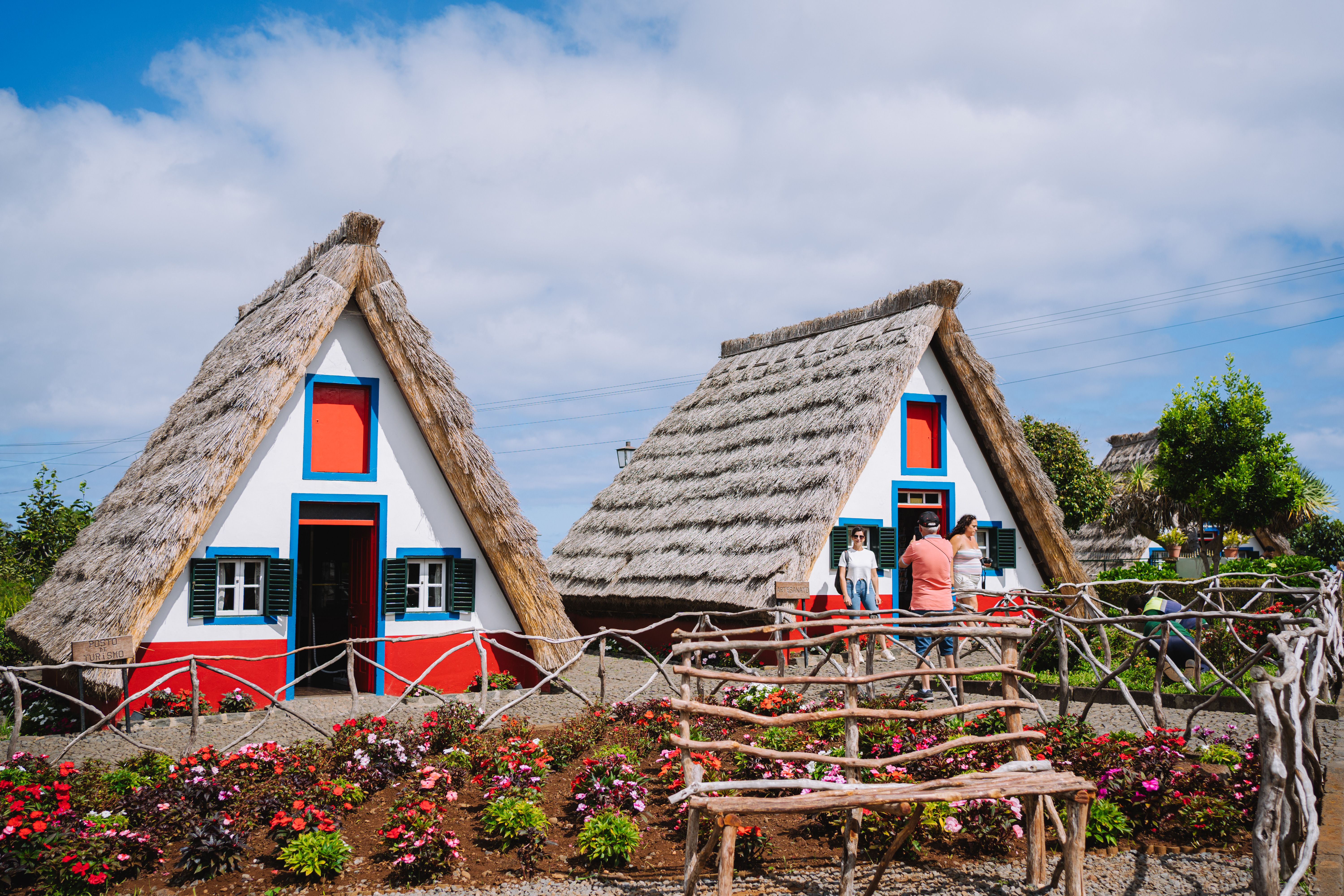 Two small houses with thatched roofs and a bench · Free Stock Photo
