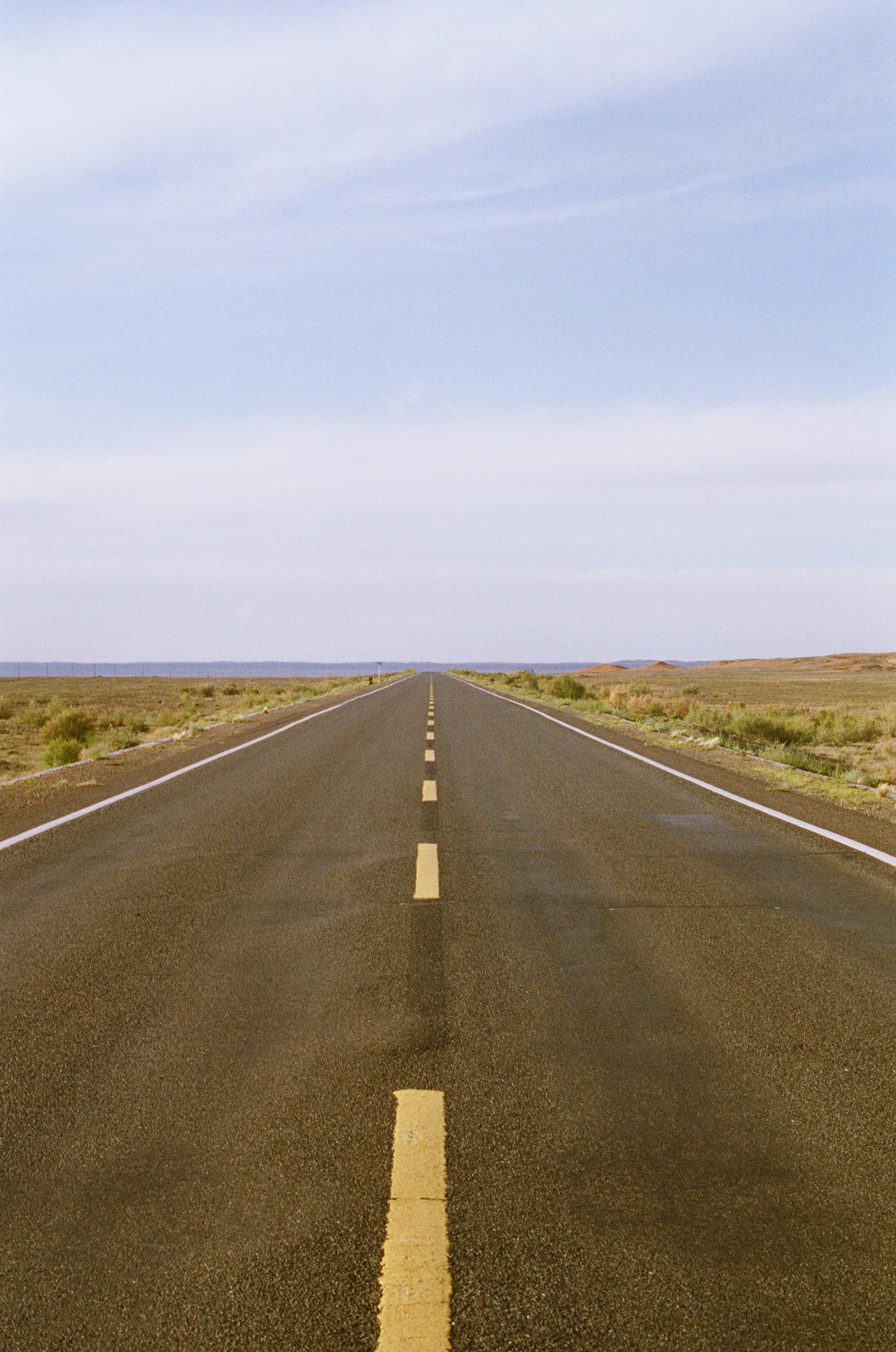 Estrada Entre A árvore Verde Sob Nuvens Brancas E O Céu Azul · Foto ...