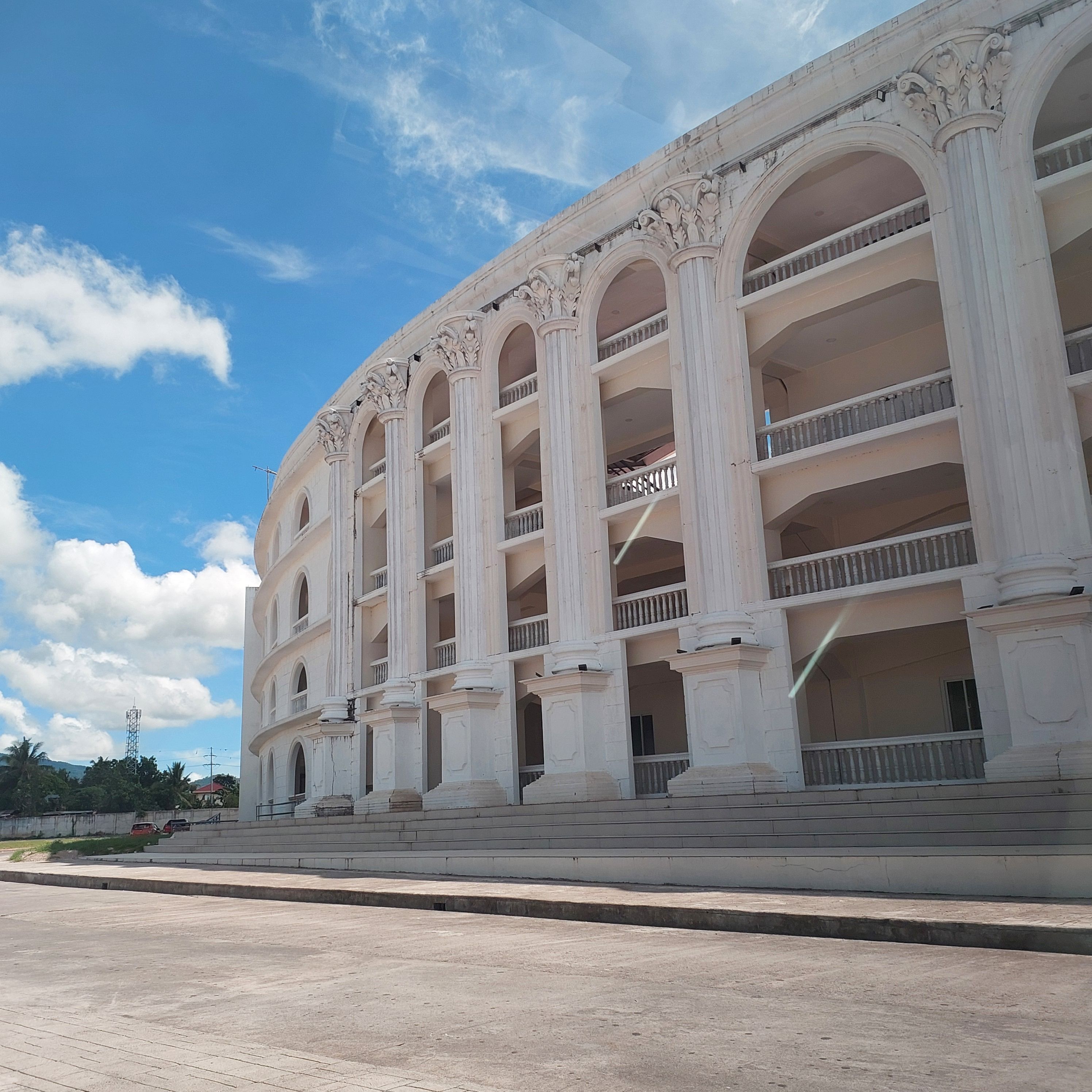The outside of a large building with columns · Free Stock Photo