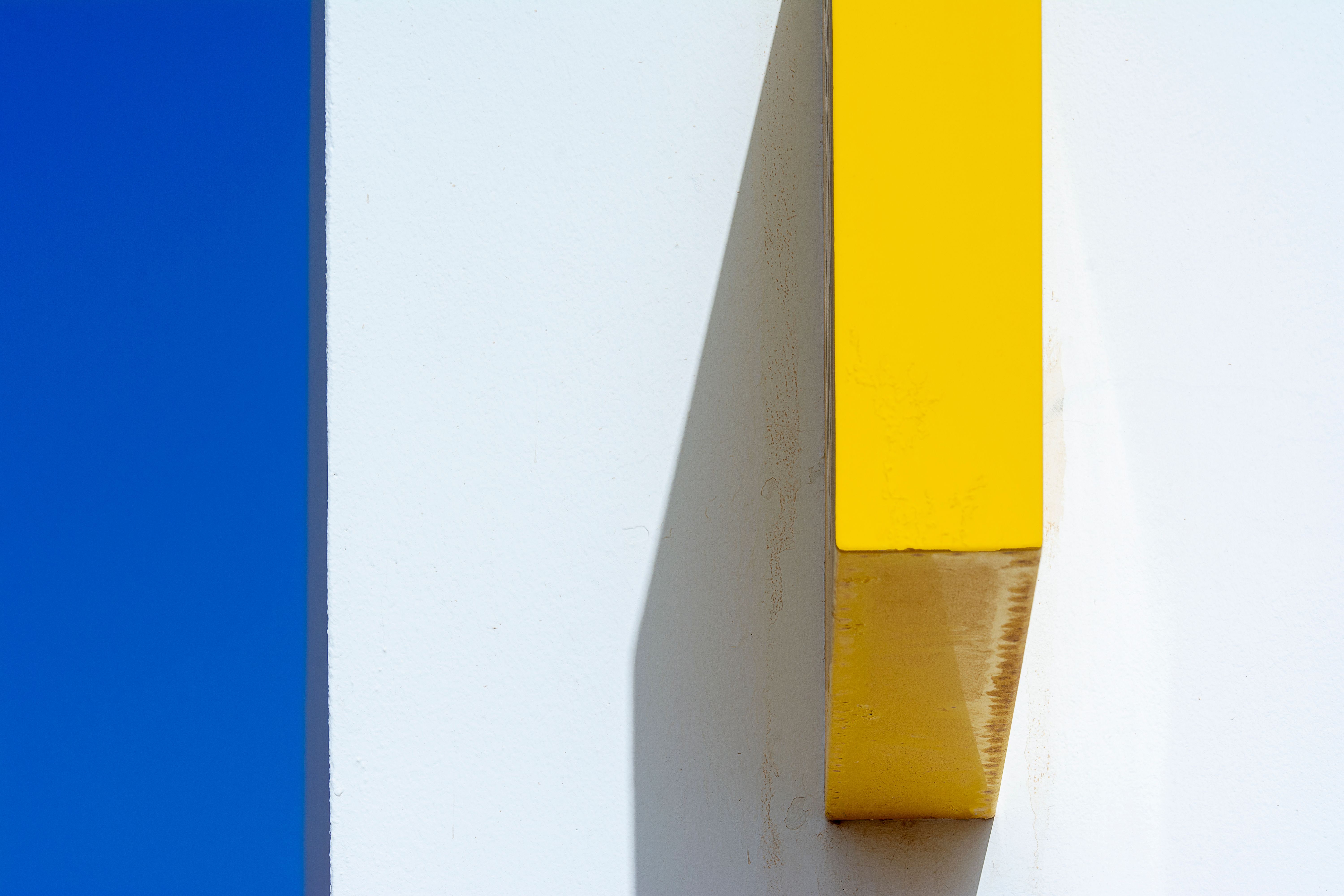 A yellow and blue sign with a white letter · Free Stock Photo