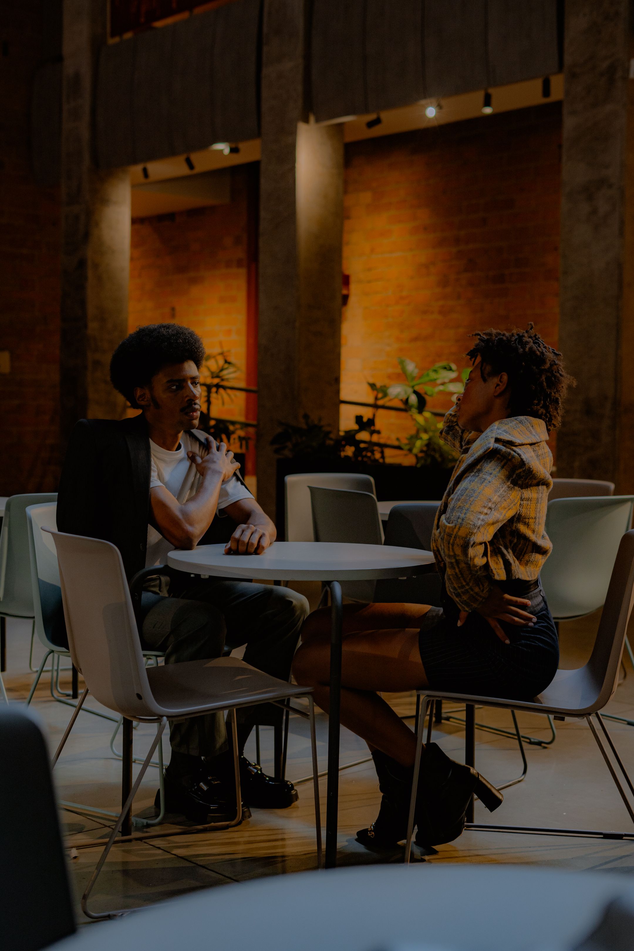 Conversación Informal En Un Café Moderno Y Elegante · Foto de stock ...