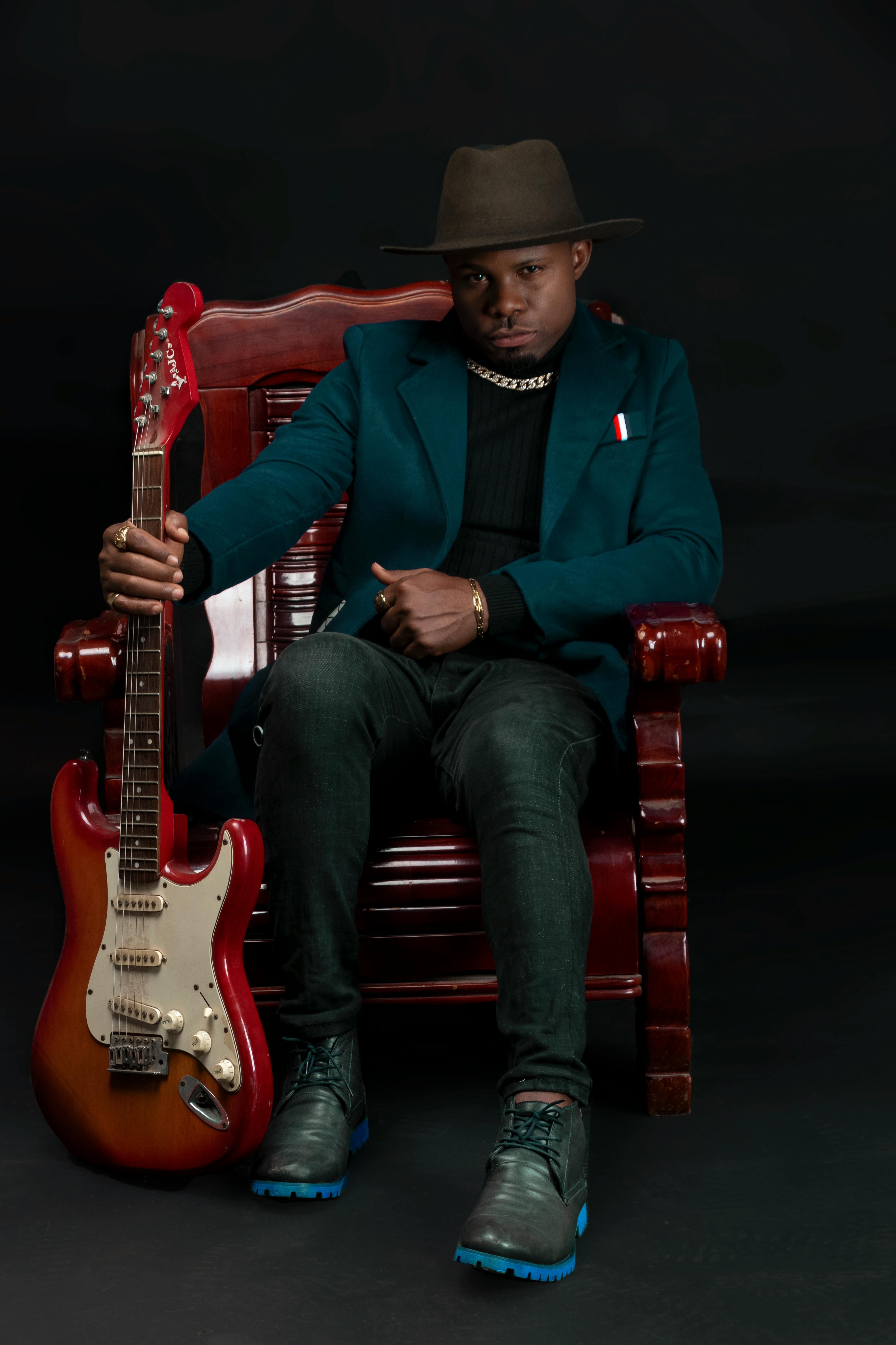 Man in jack and gulter · Free Stock Photo