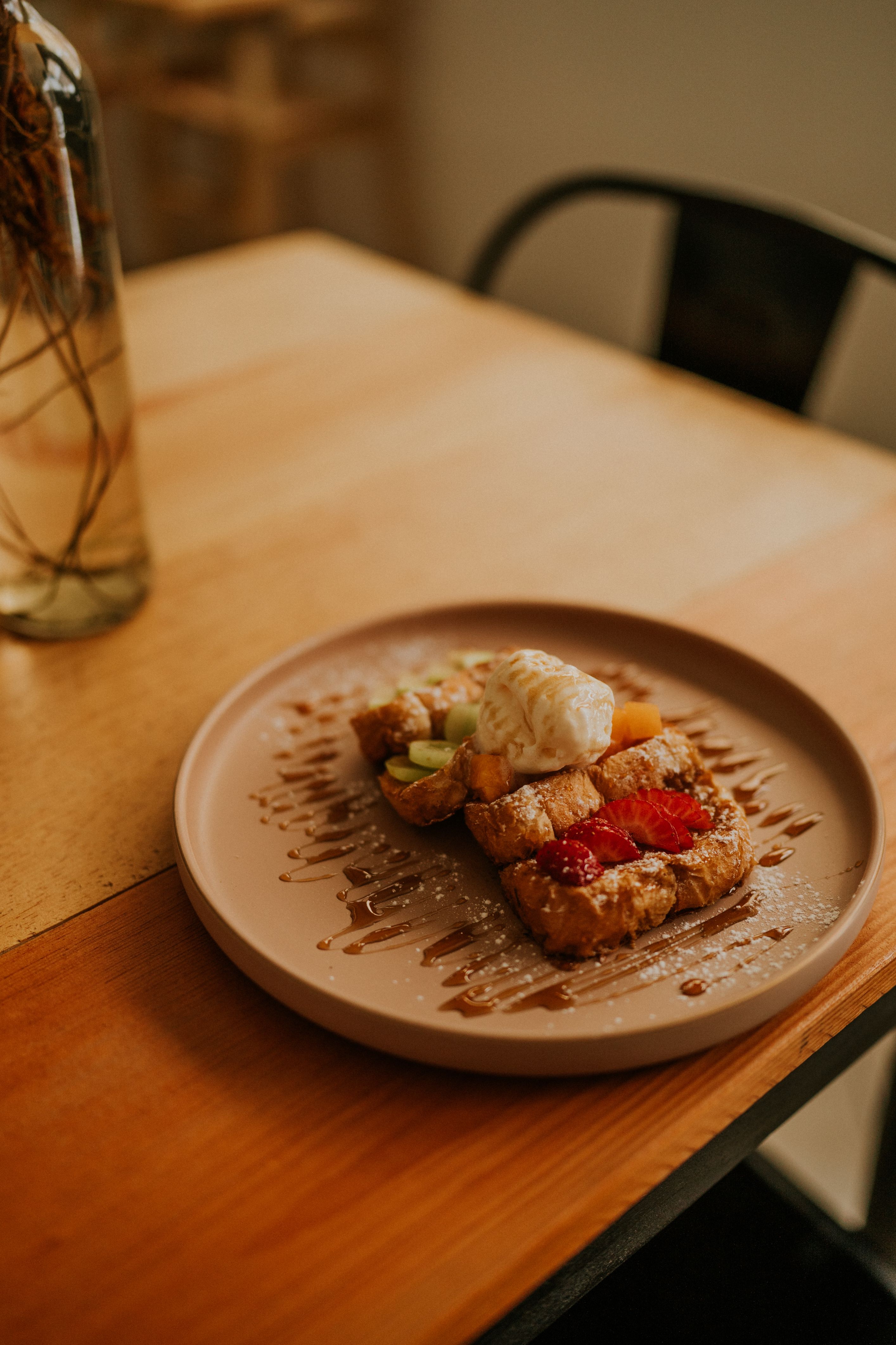 A plate with a piece of toast on it · Free Stock Photo