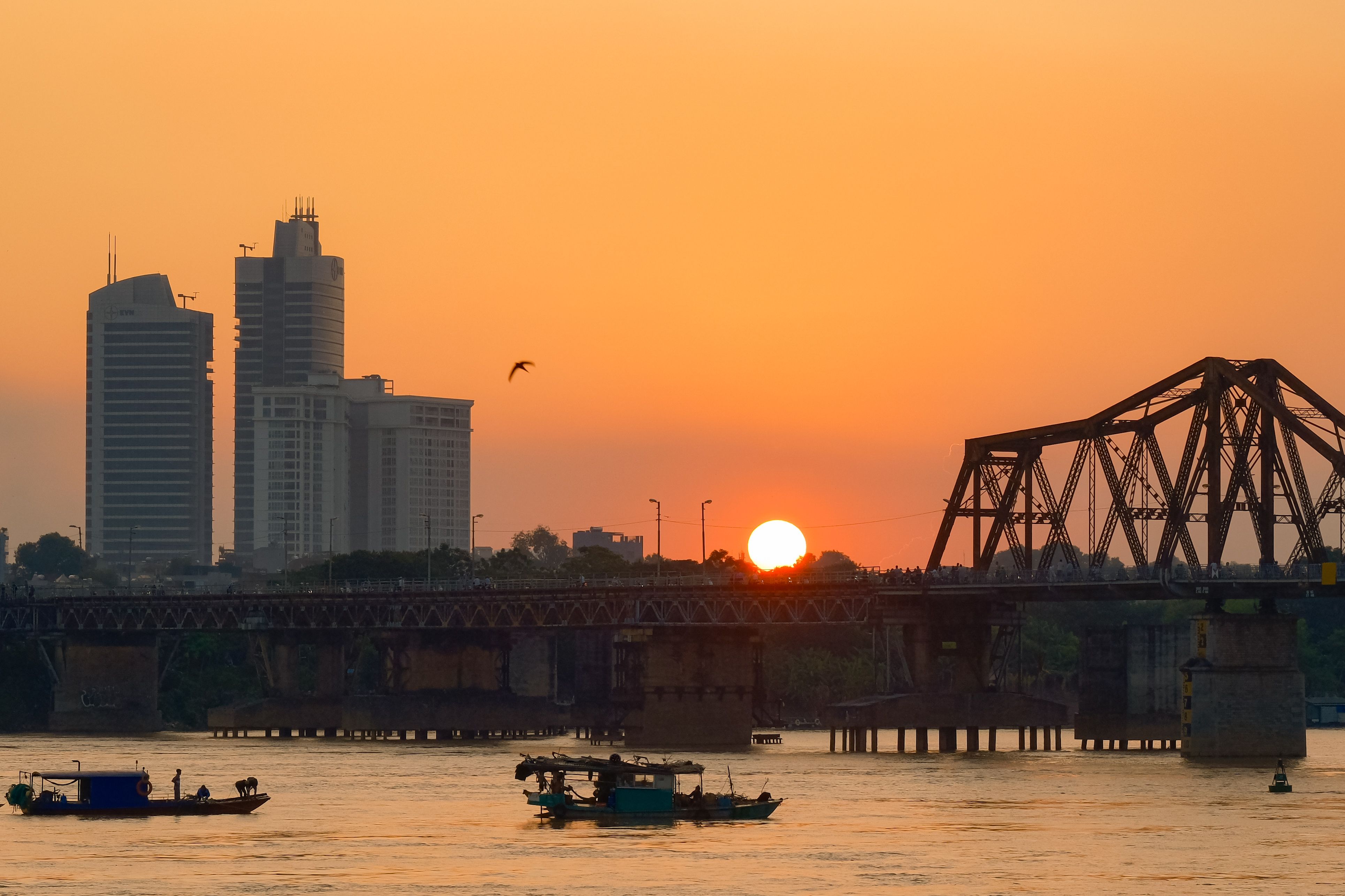 A bridge over the river with boats in the water · Free Stock Photo