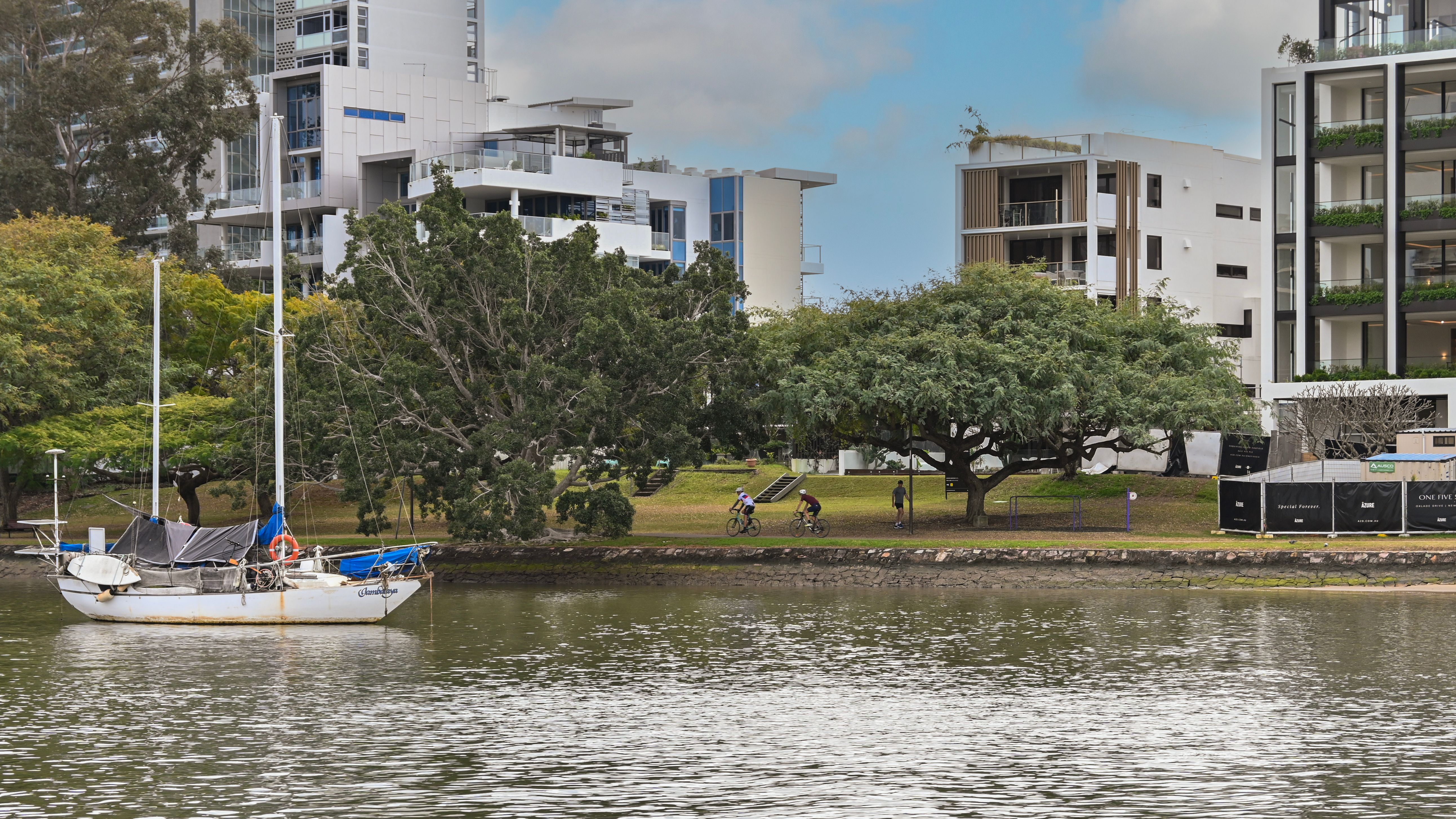 A boat is in the water near some buildings · Free Stock Photo