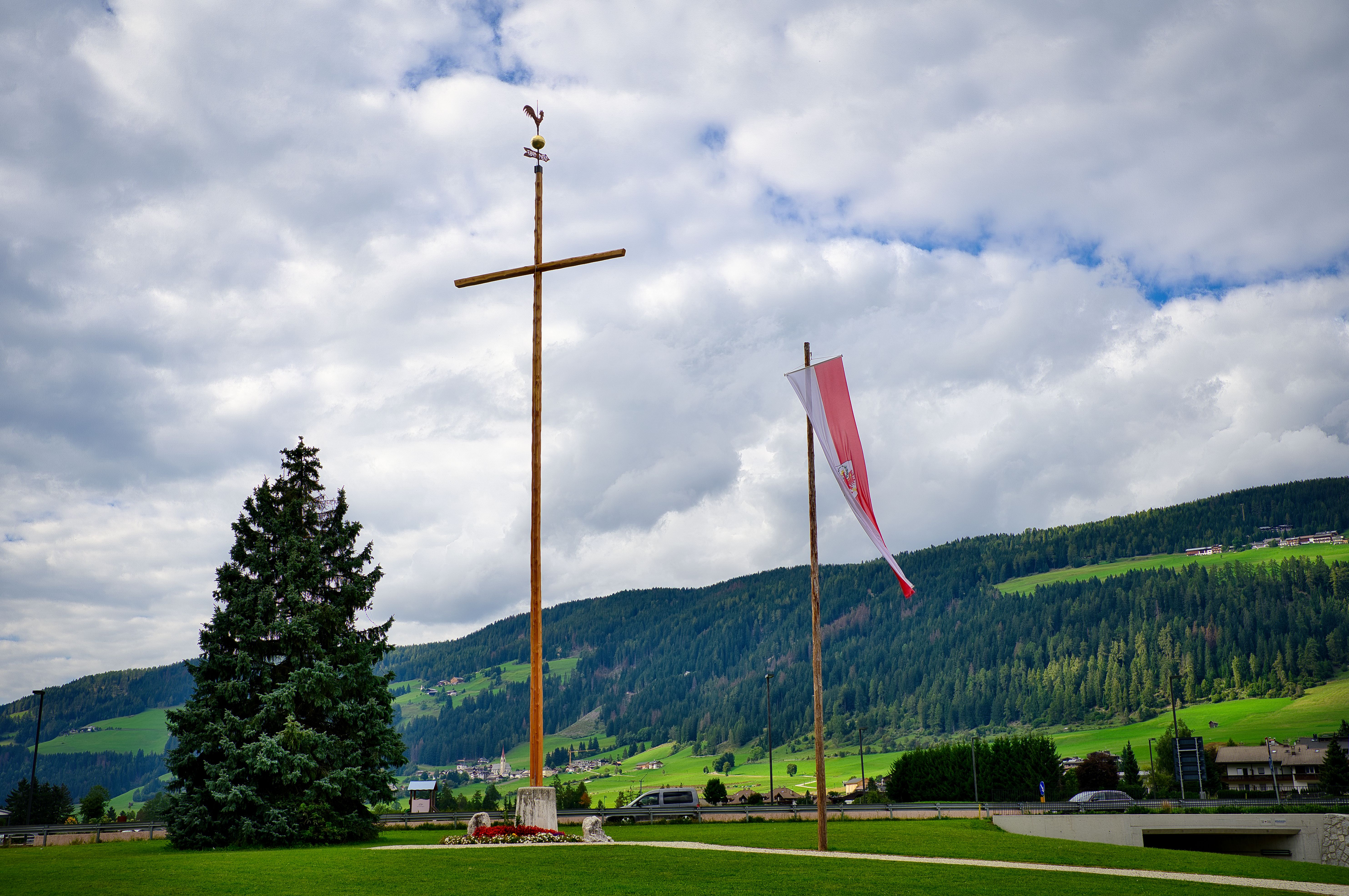 Cross and flag · Free Stock Photo