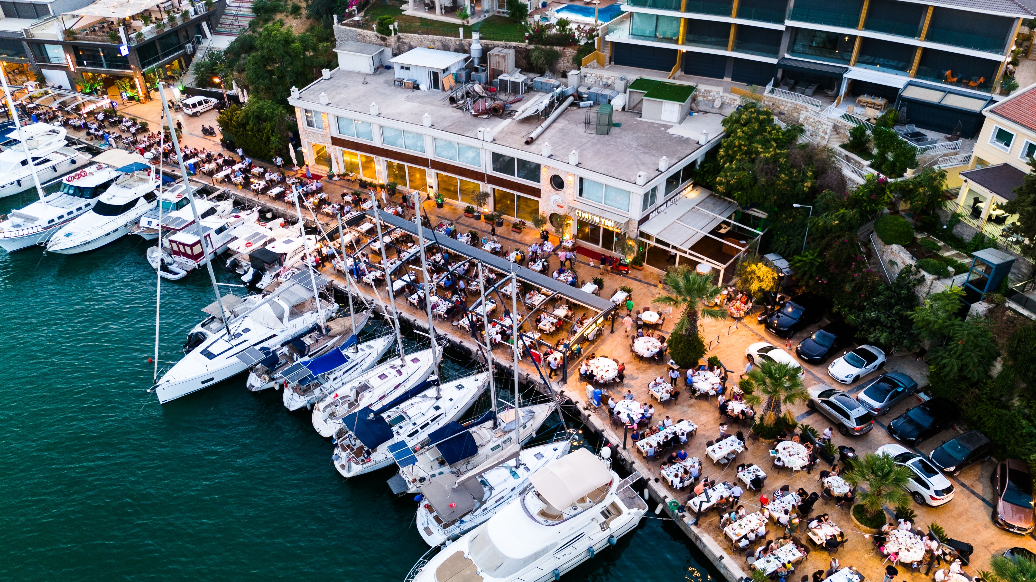 A boat dock with many boats docked in the water · Free Stock Photo