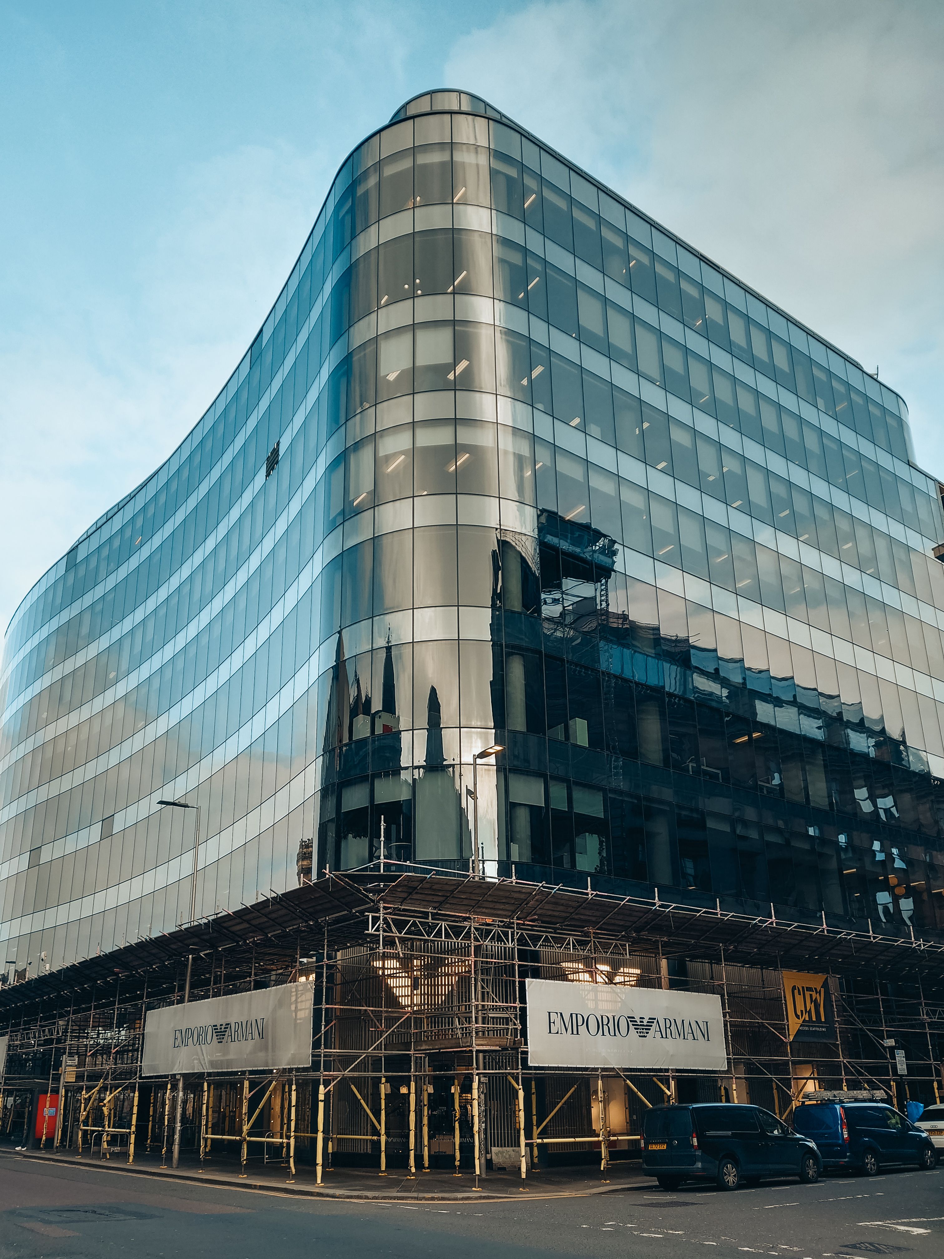 A large glass building with a large glass window · Free Stock Photo