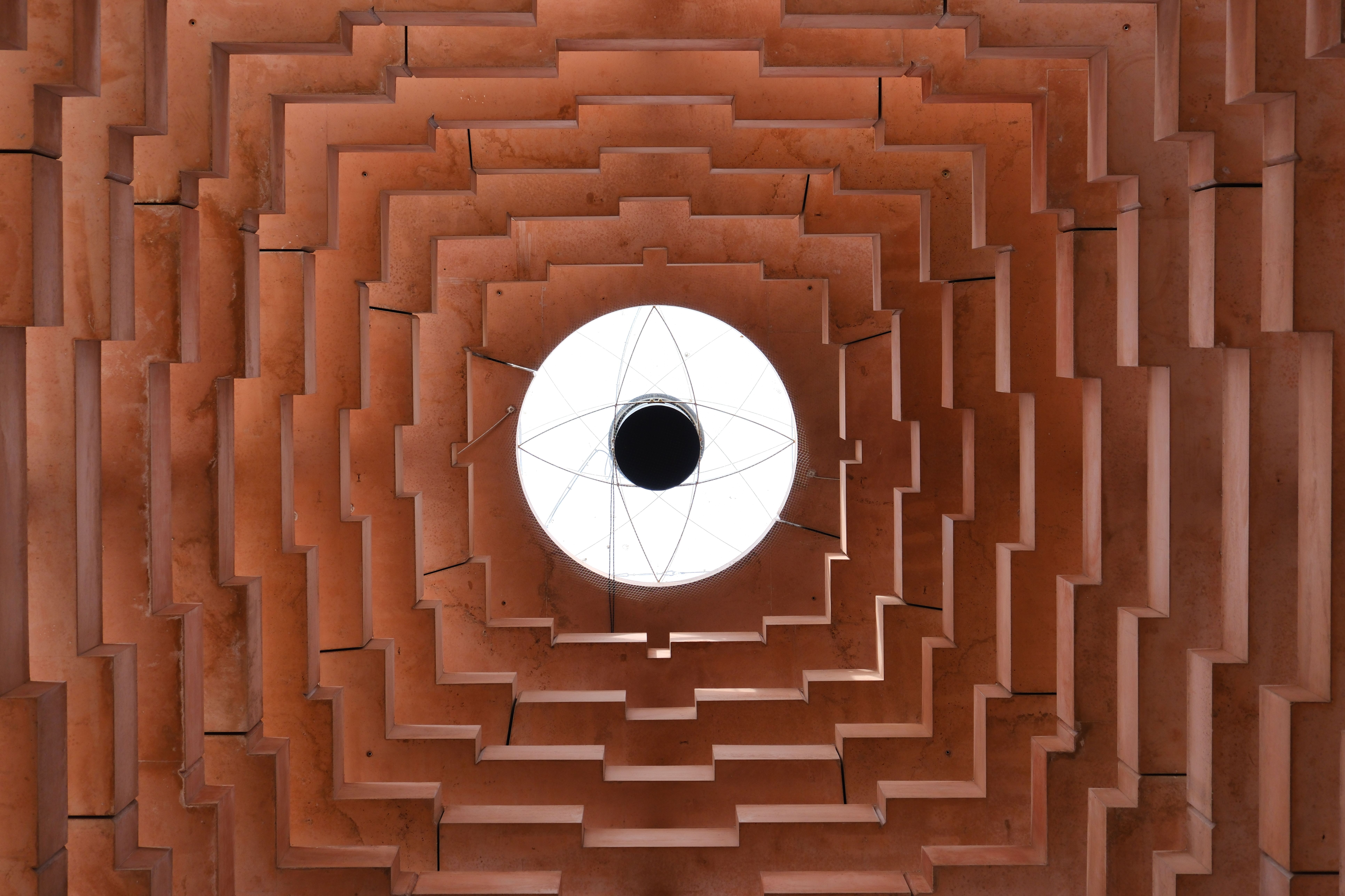 A circular structure with a hole in the middle · Free Stock Photo