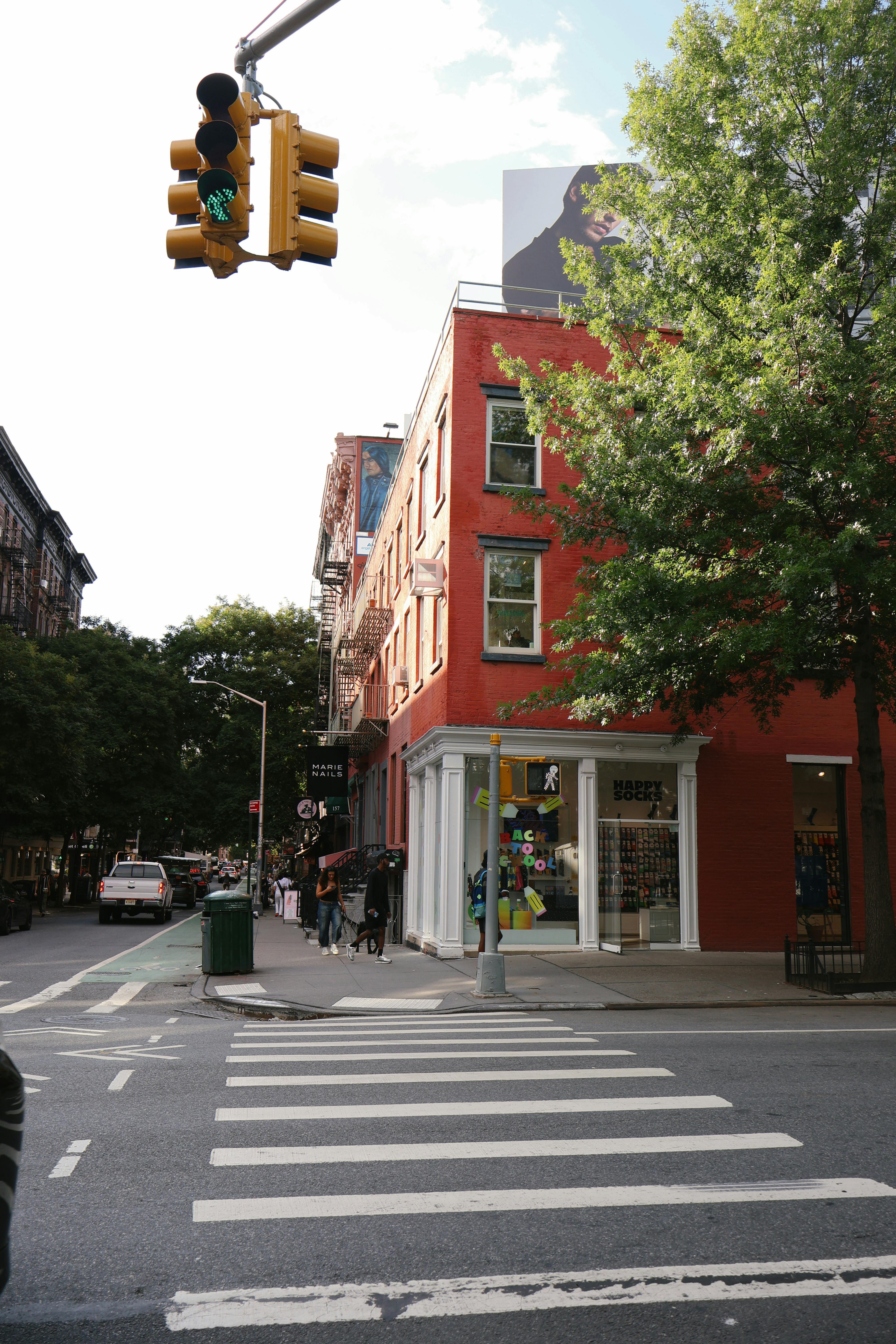 A street corner with a traffic light and a building · Free Stock Photo