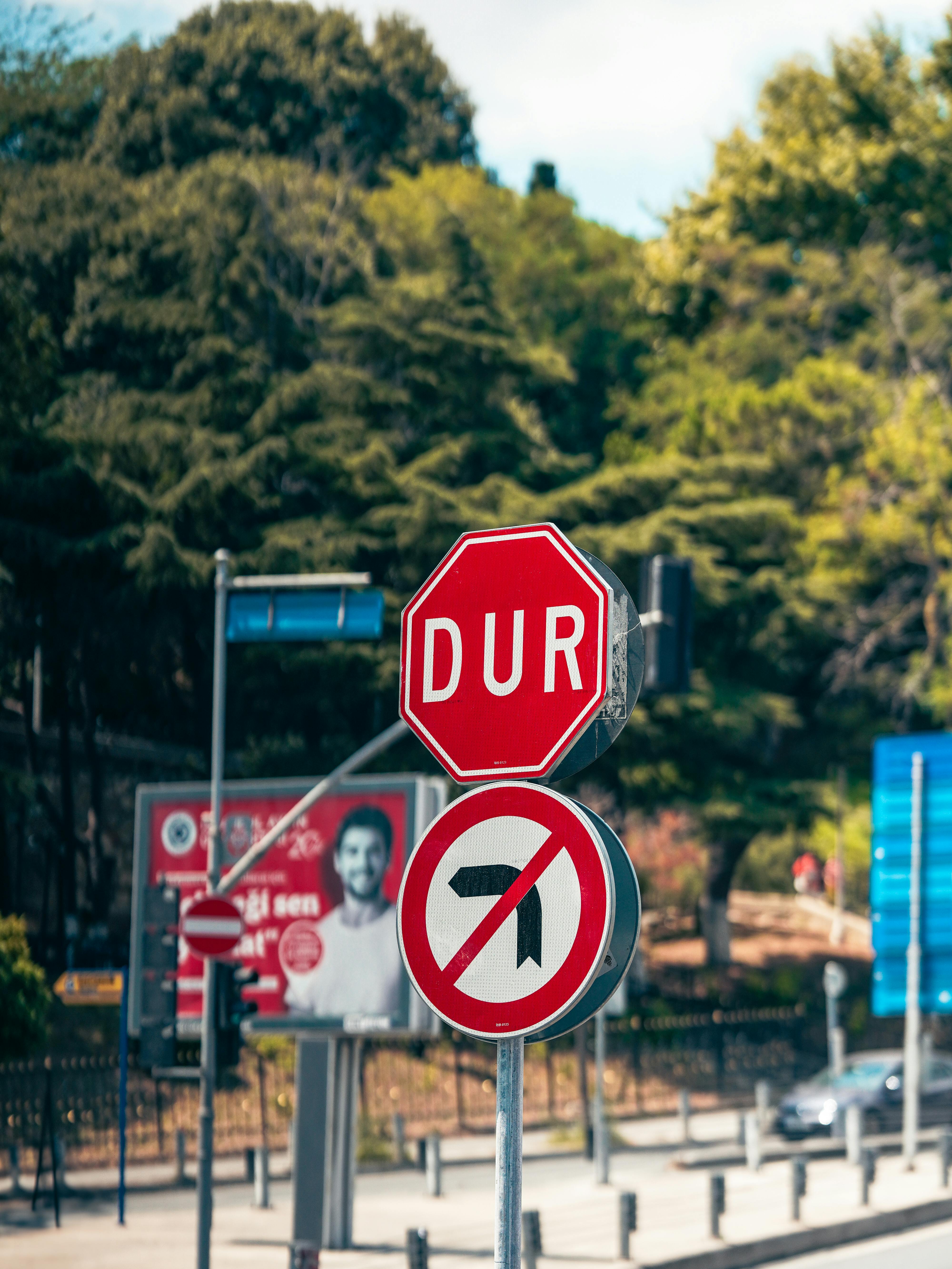 A stop sign with a no dur sign on it · Free Stock Photo