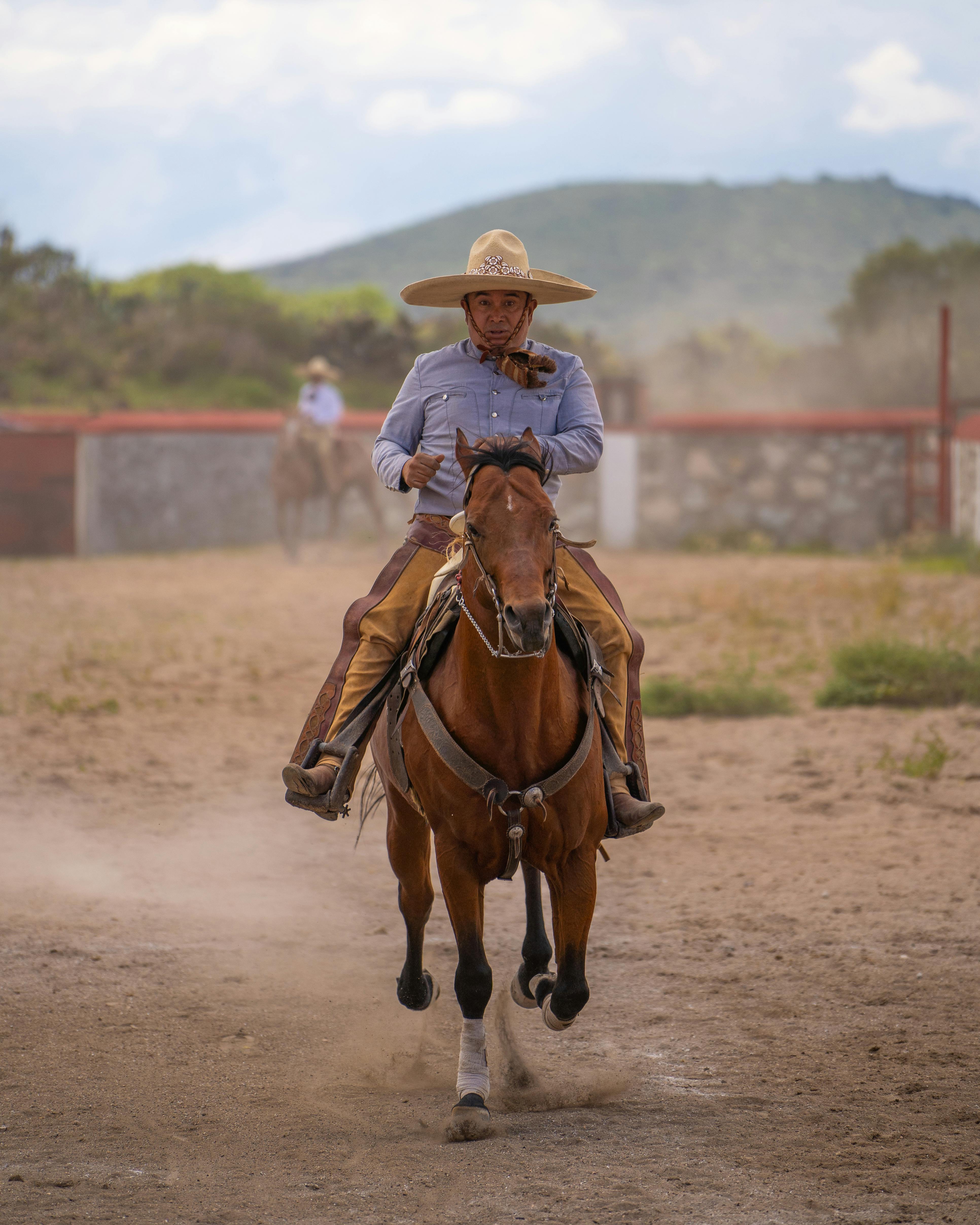 Charro montado a caballo · Free Stock Photo