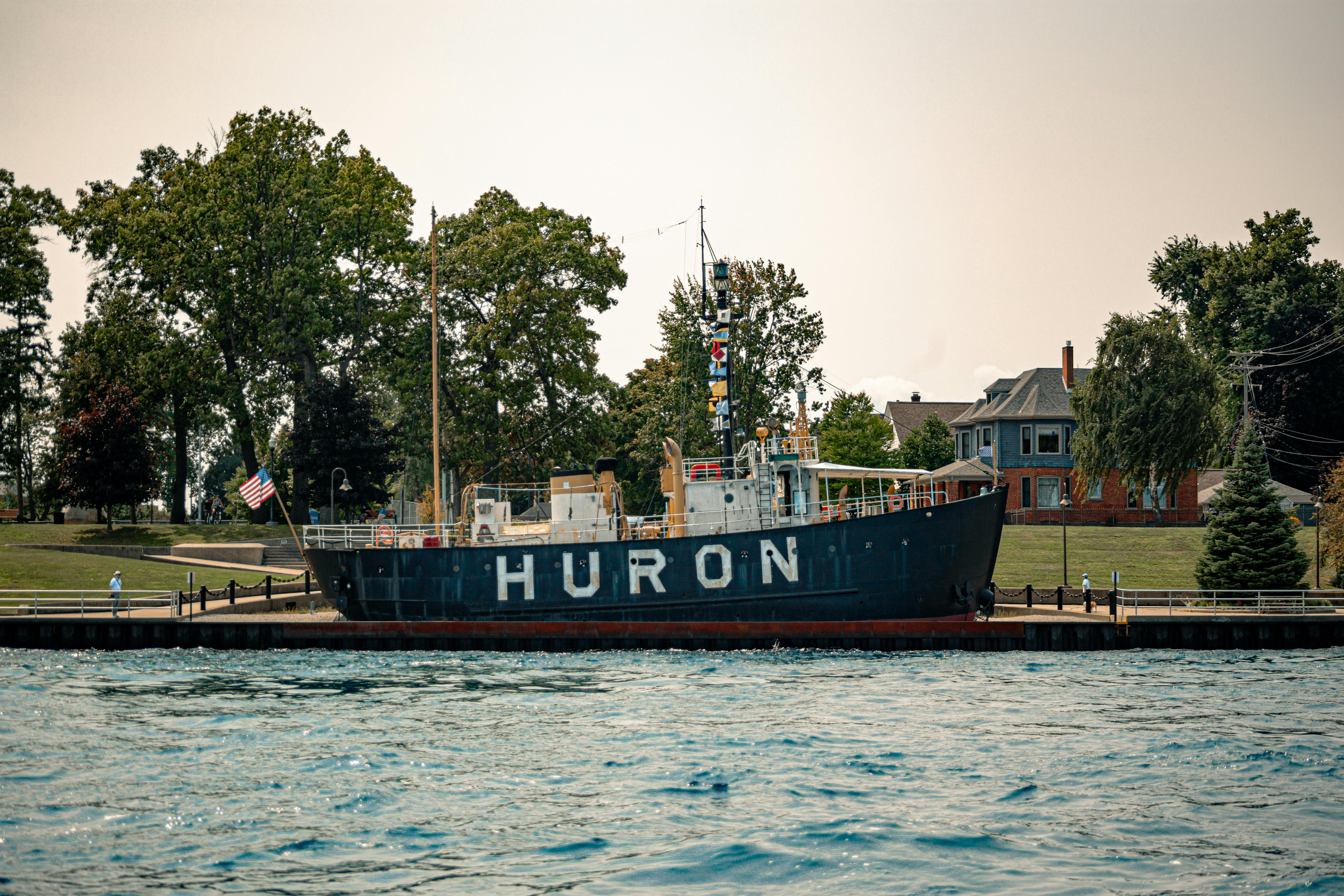 A boat with the word huron on it · Free Stock Photo