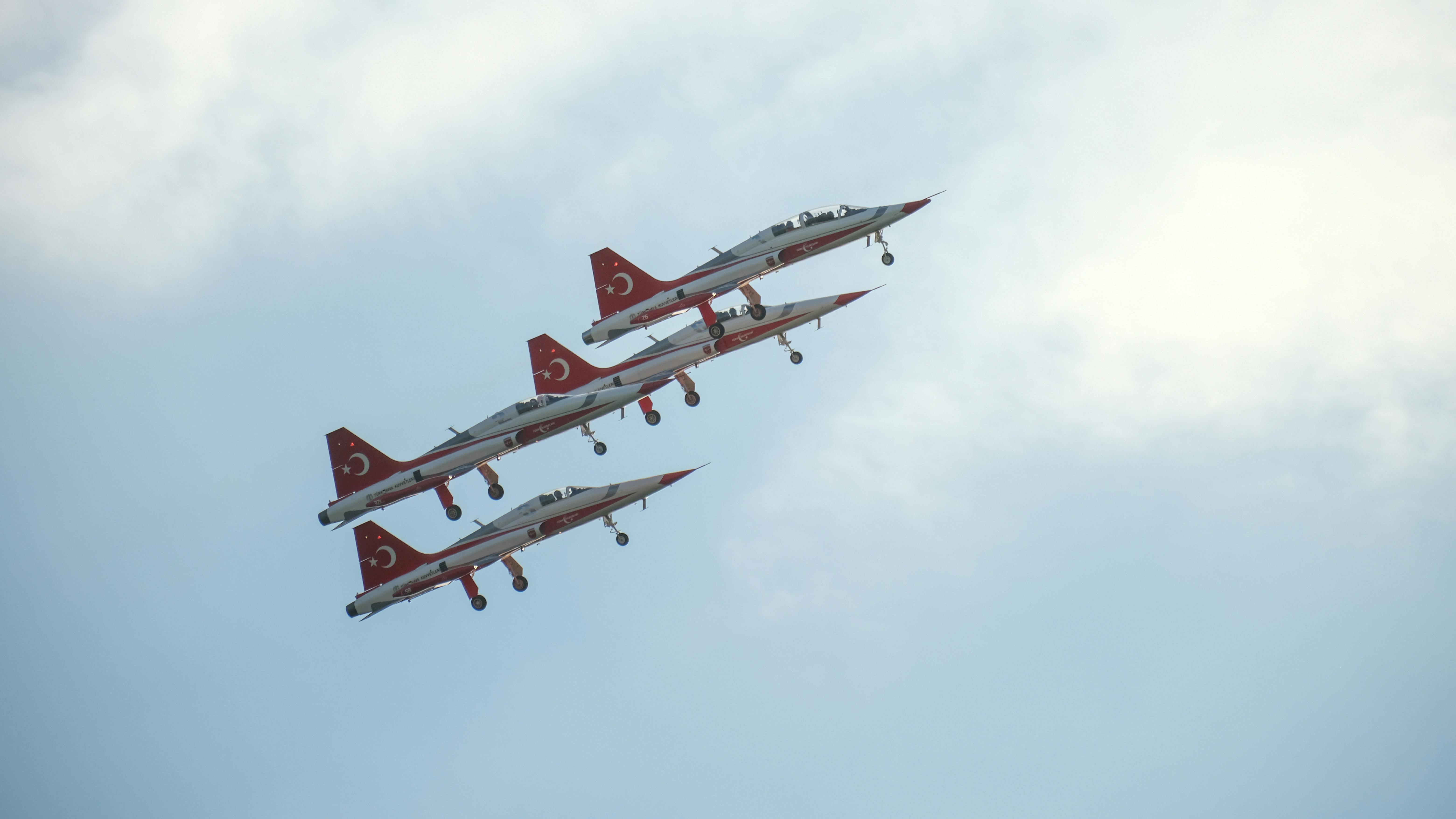 Four jets flying in formation · Free Stock Photo