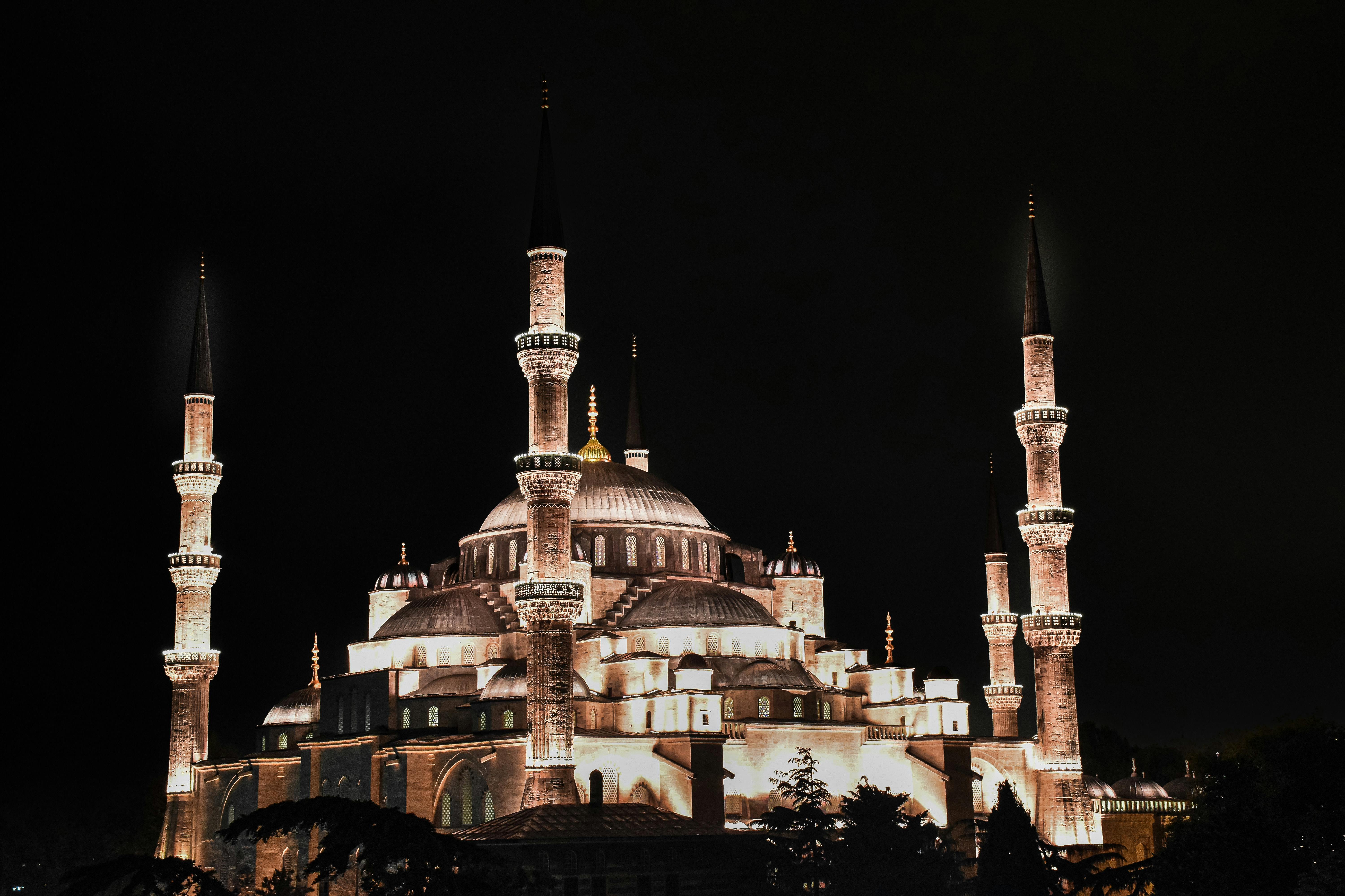 The blue mosque at night with lights on · Free Stock Photo