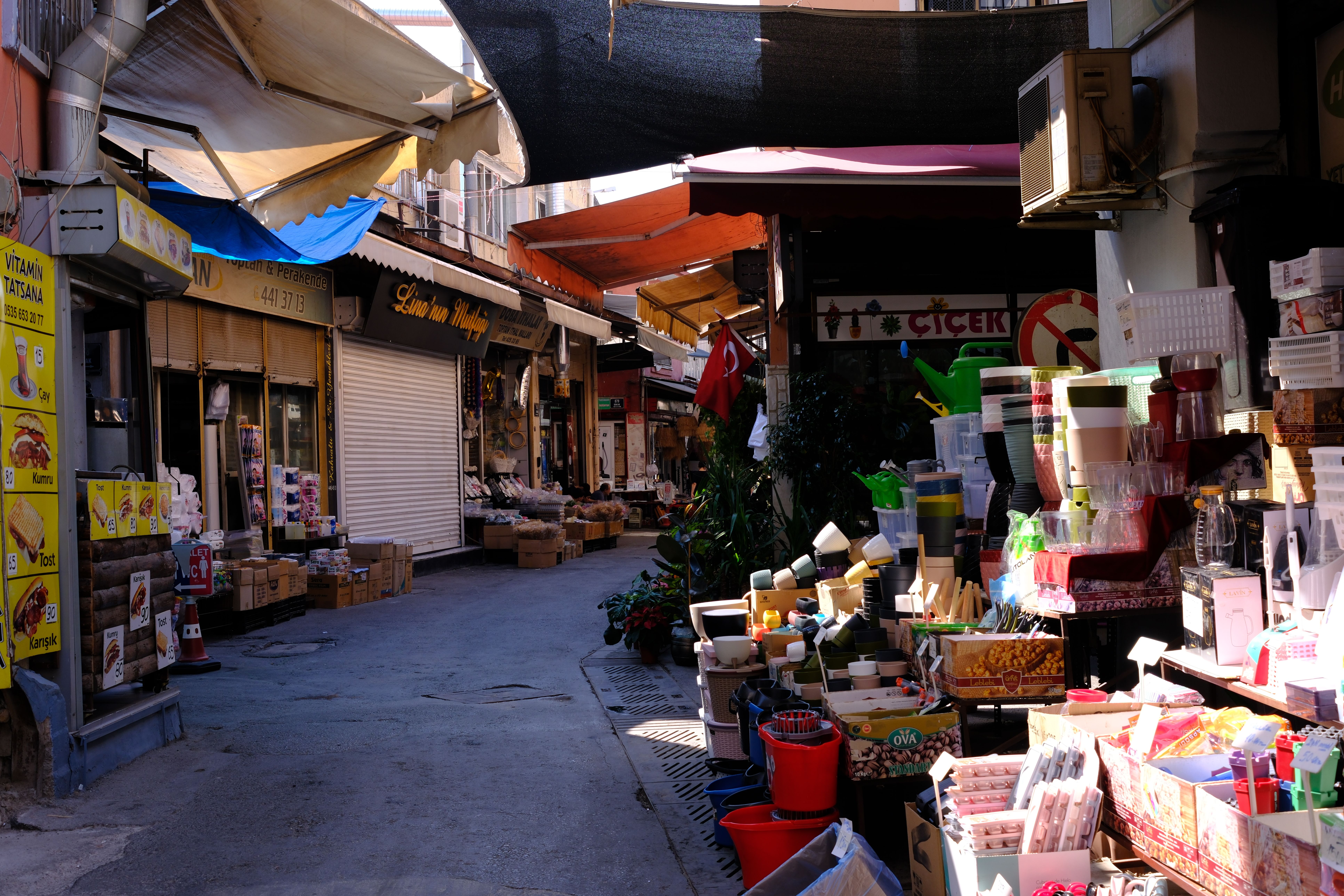 A narrow alley with many shops and vendors · Free Stock Photo
