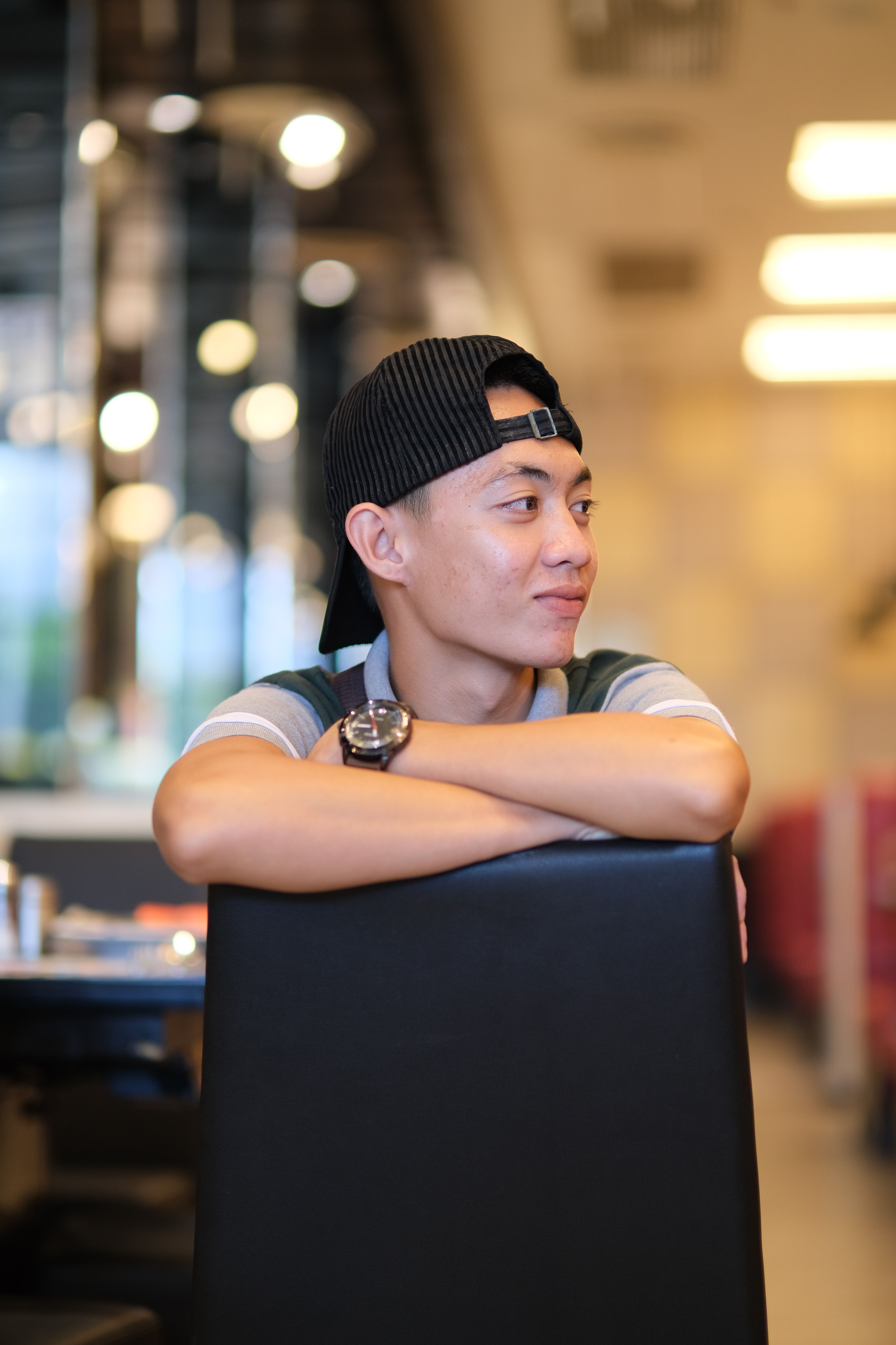 A man sitting at a table in a restaurant · Free Stock Photo