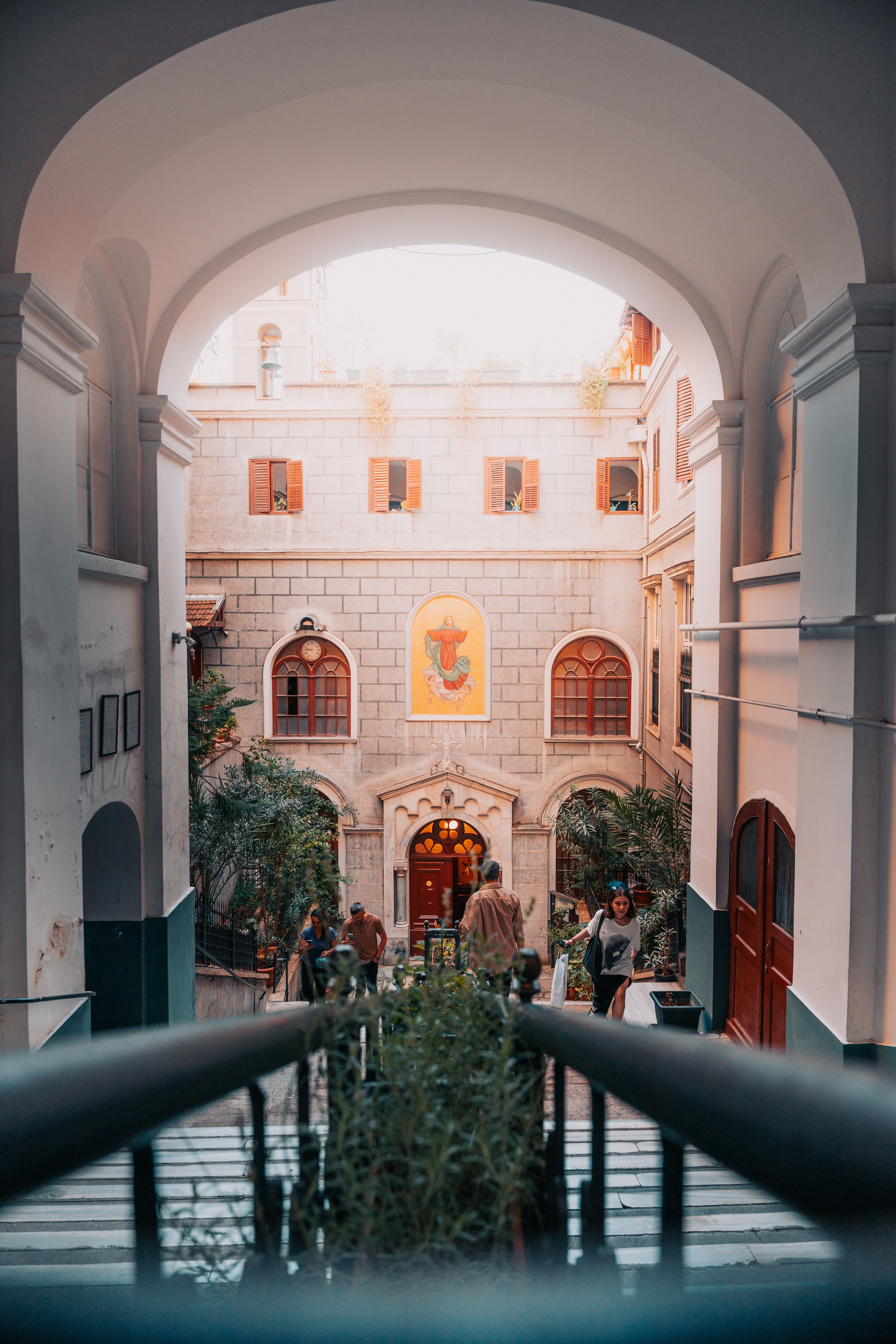 A view of a courtyard with stairs and a building · Free Stock Photo
