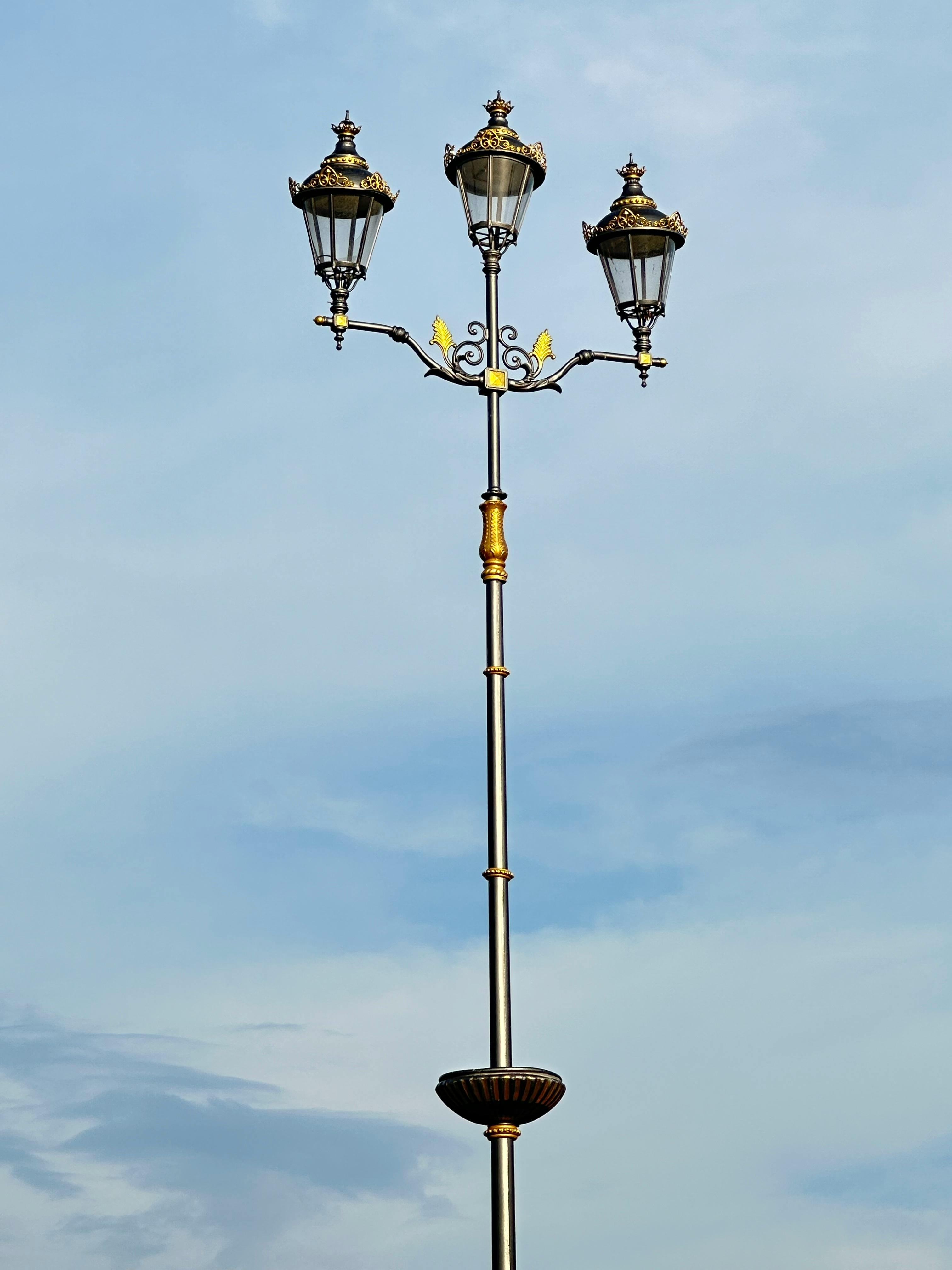 Close-up Photography of a Streetlight · Free Stock Photo