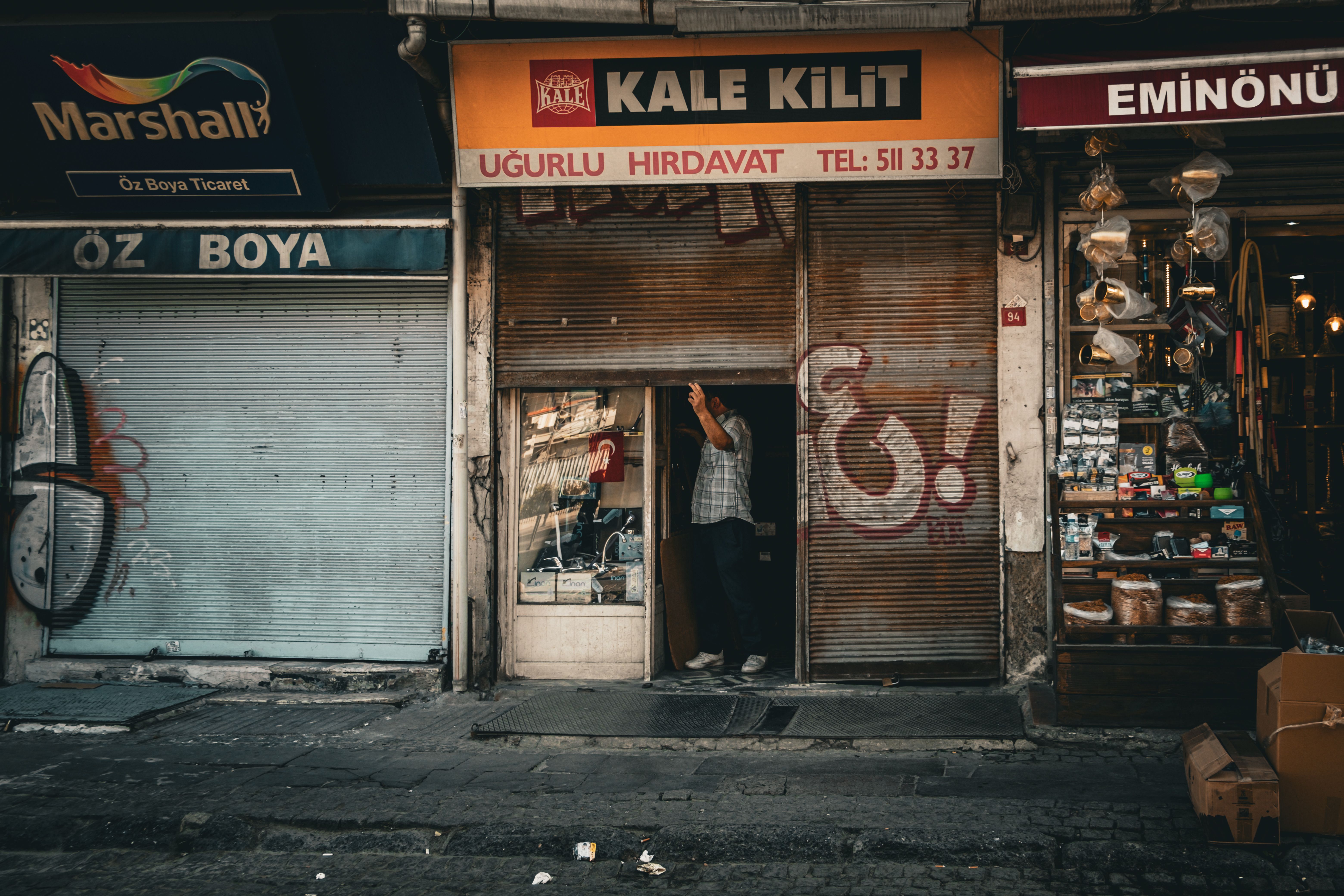 A man standing outside of a store · Free Stock Photo