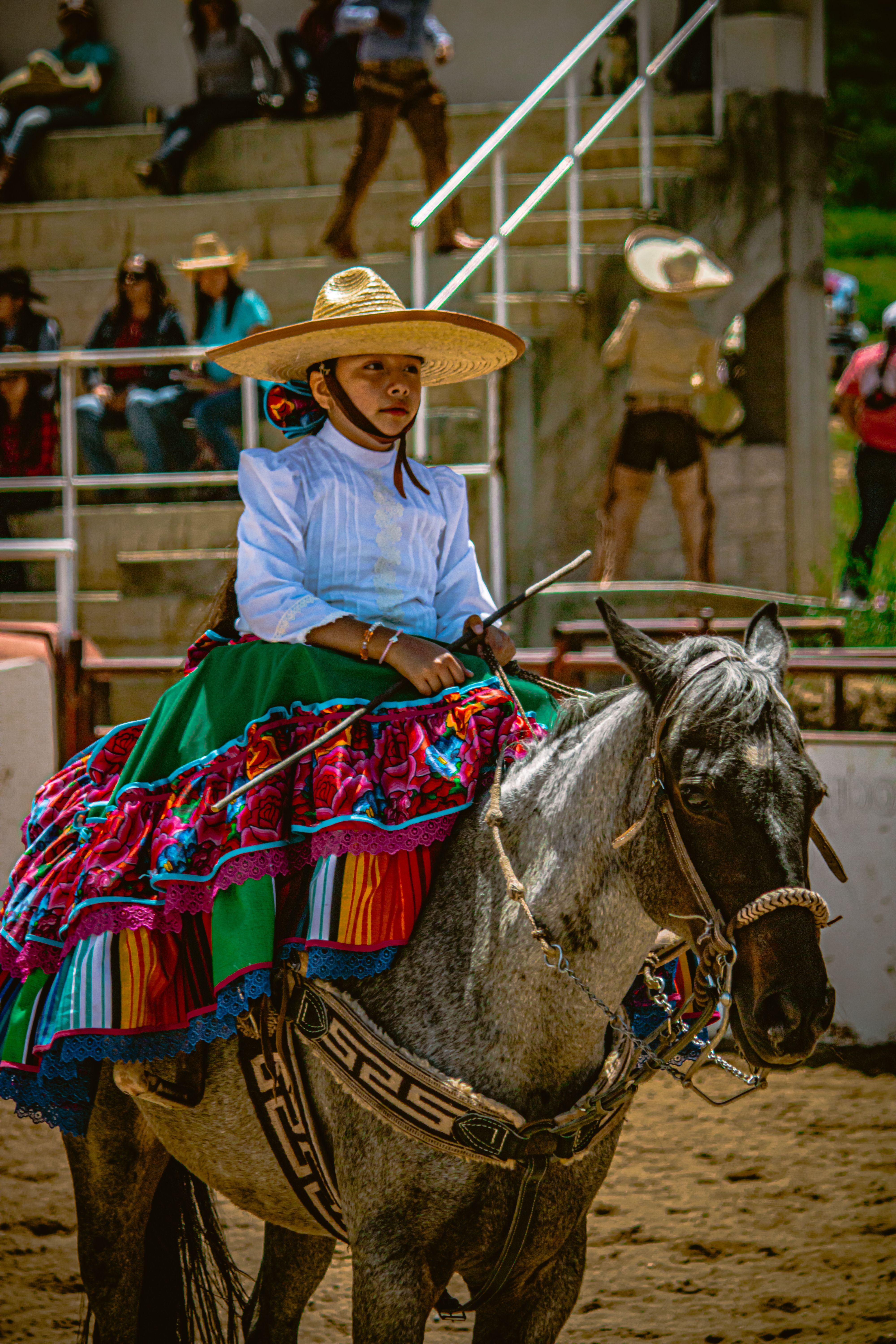 Charra Tradicional Mexicana Montando A Caballo · Foto de stock gratuita