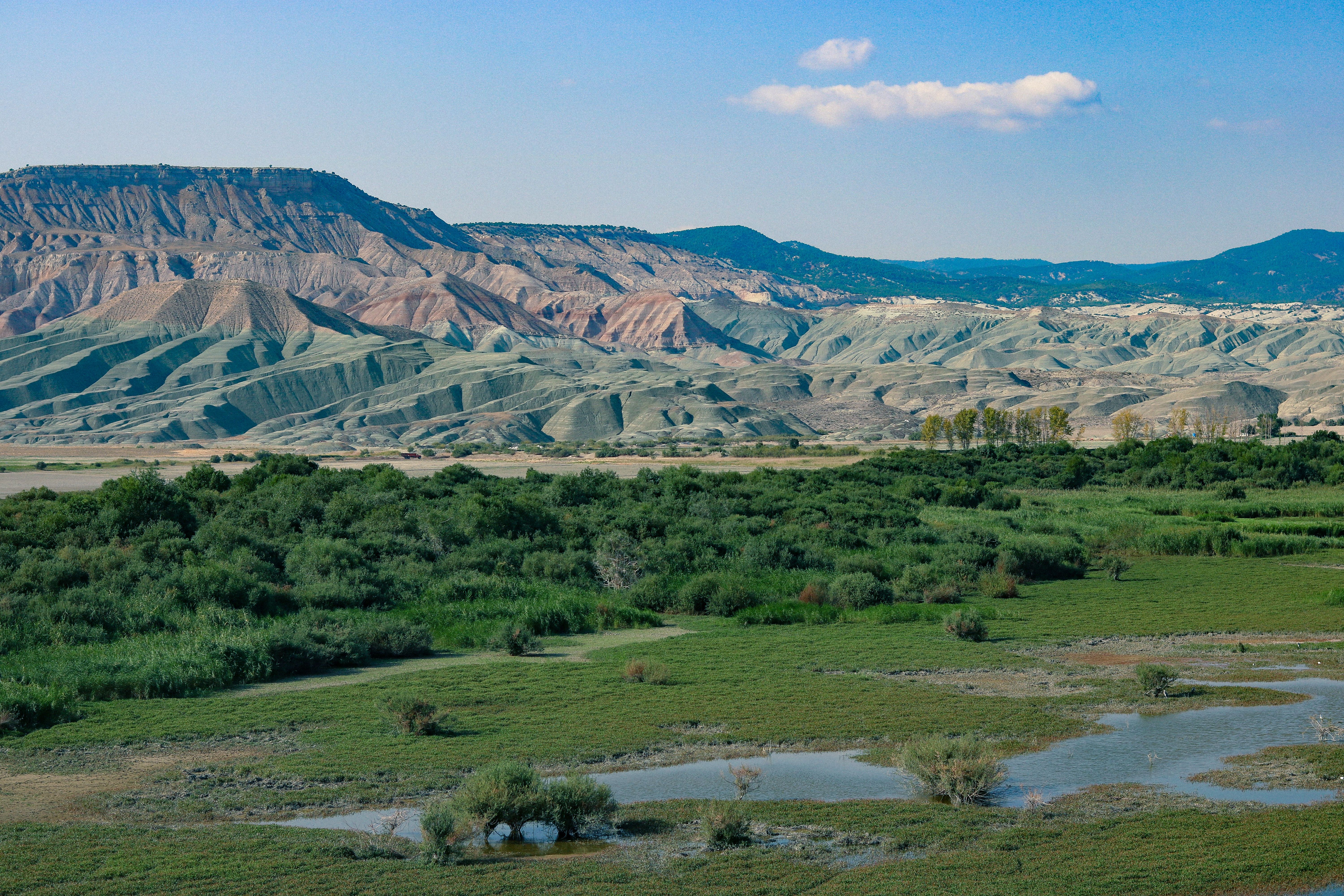 A view of the mountains and plains from a distance · Free Stock Photo