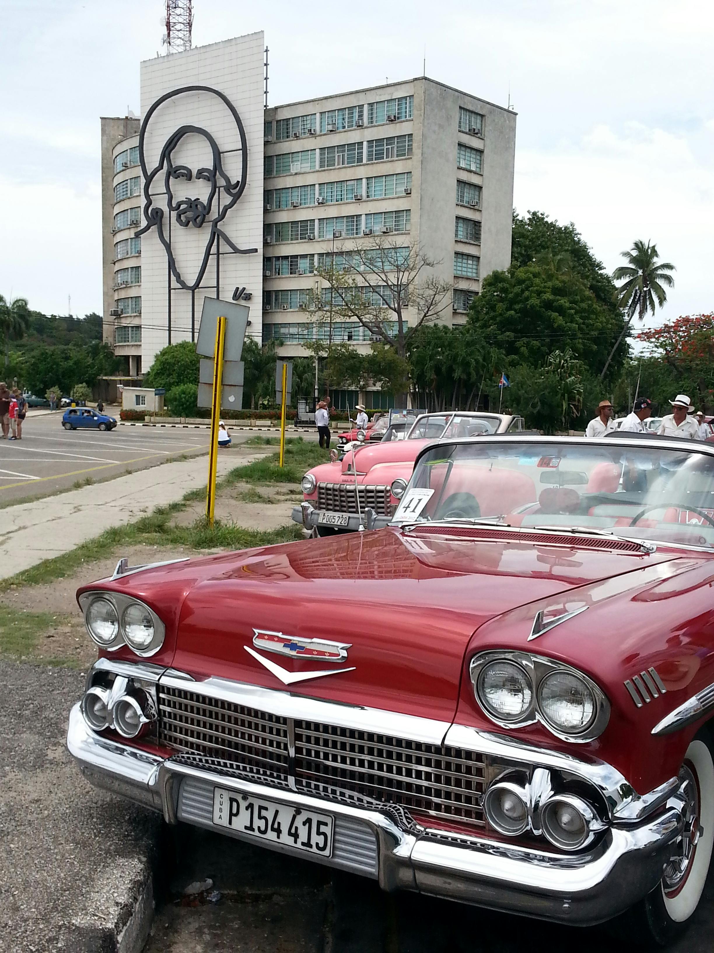 Classic Cars and Che Guevara · Free Stock Photo