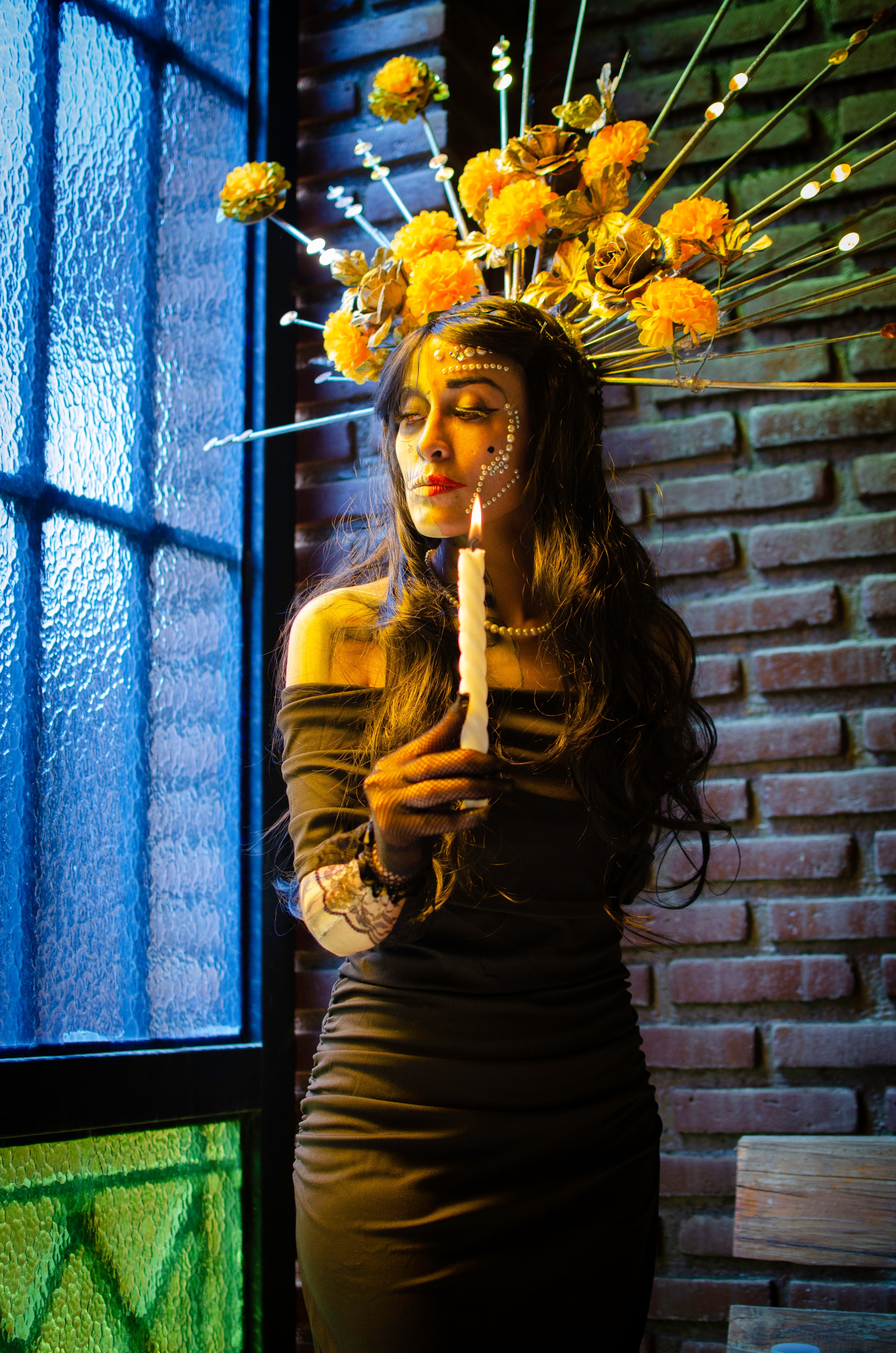 Catrina con corona dentro de una capilla · Free Stock Photo