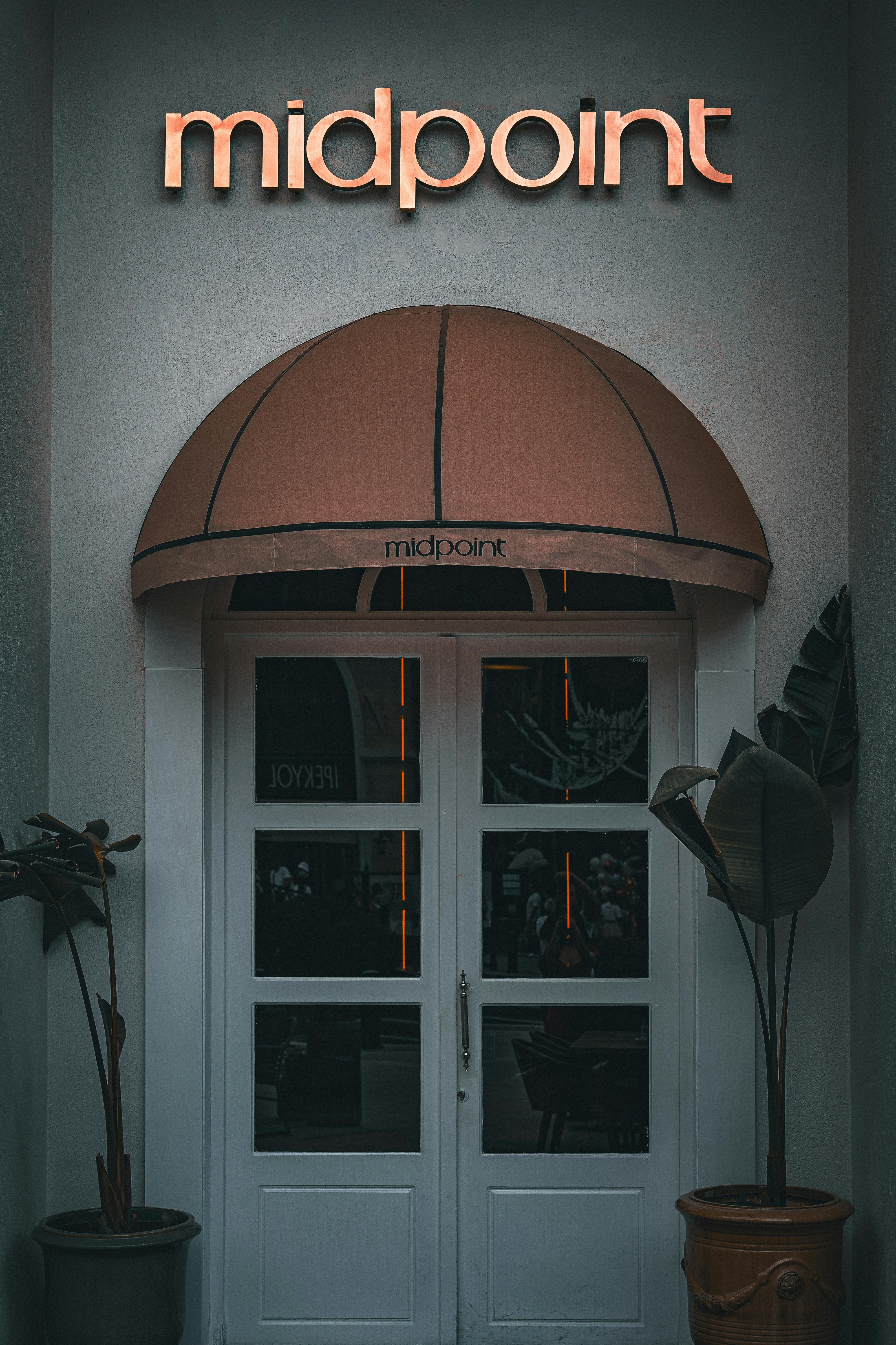 Midpoint door · Free Stock Photo