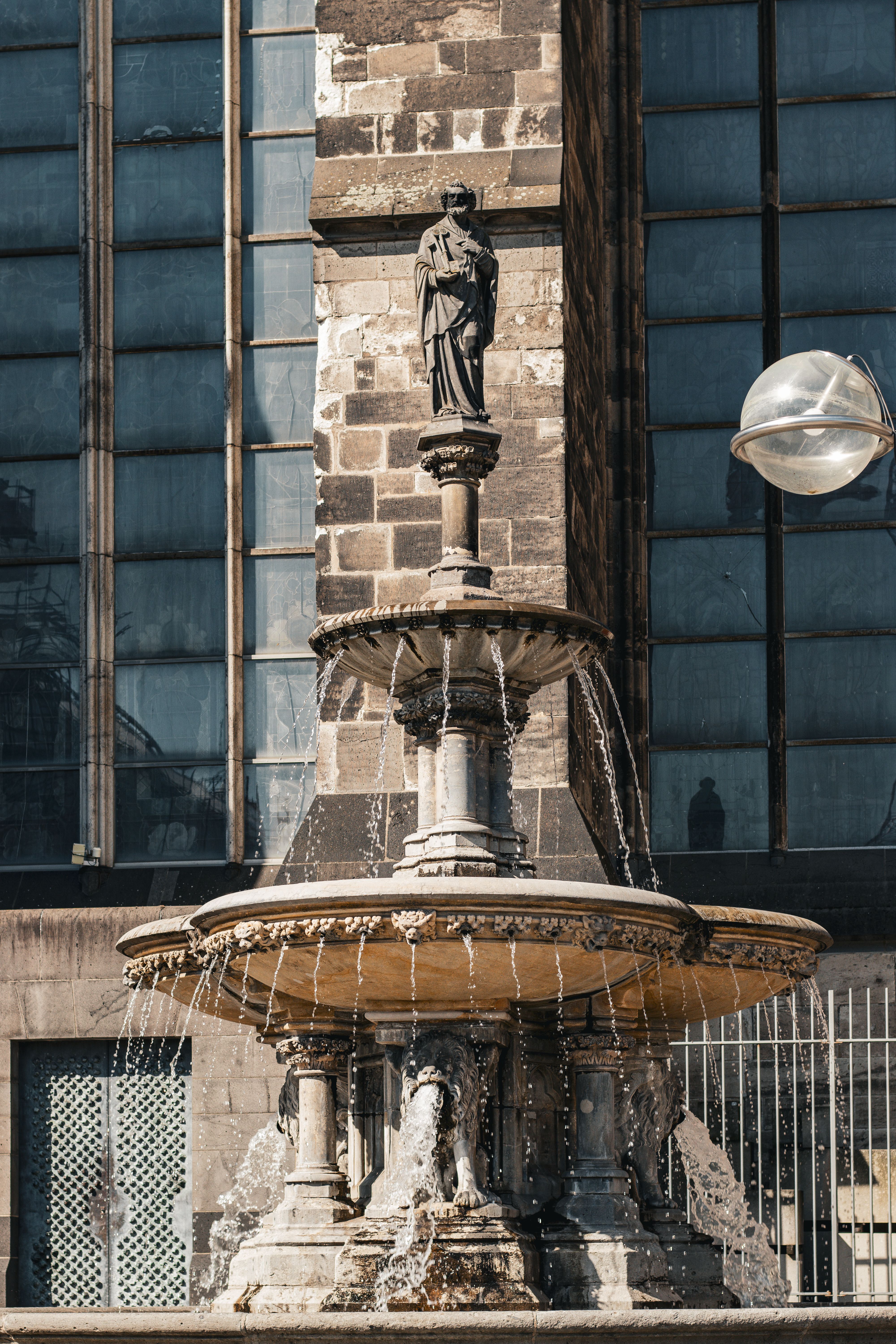 Fountain / Cologne Cathedral · Free Stock Photo