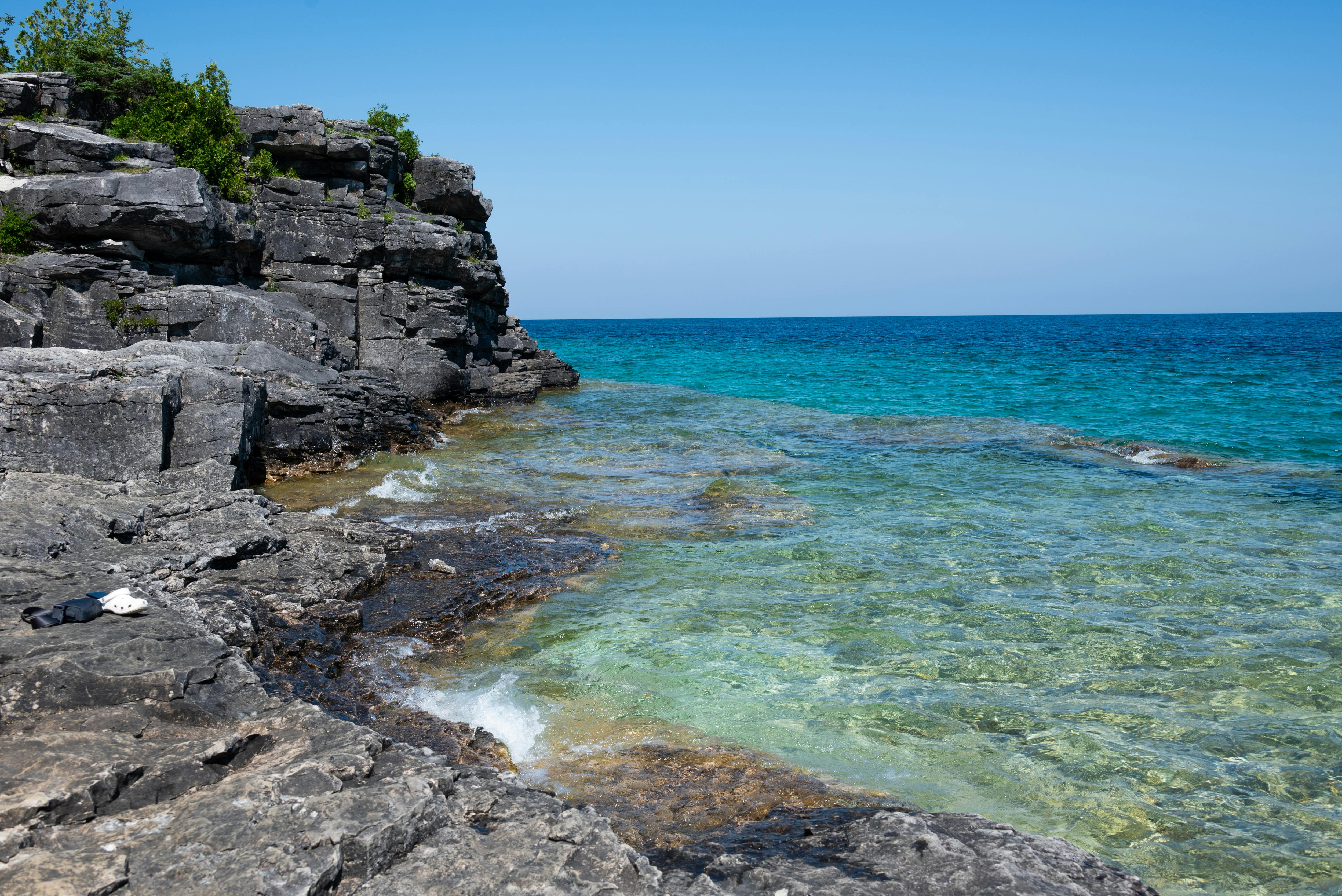 A rocky shoreline with clear water and rocks · Free Stock Photo