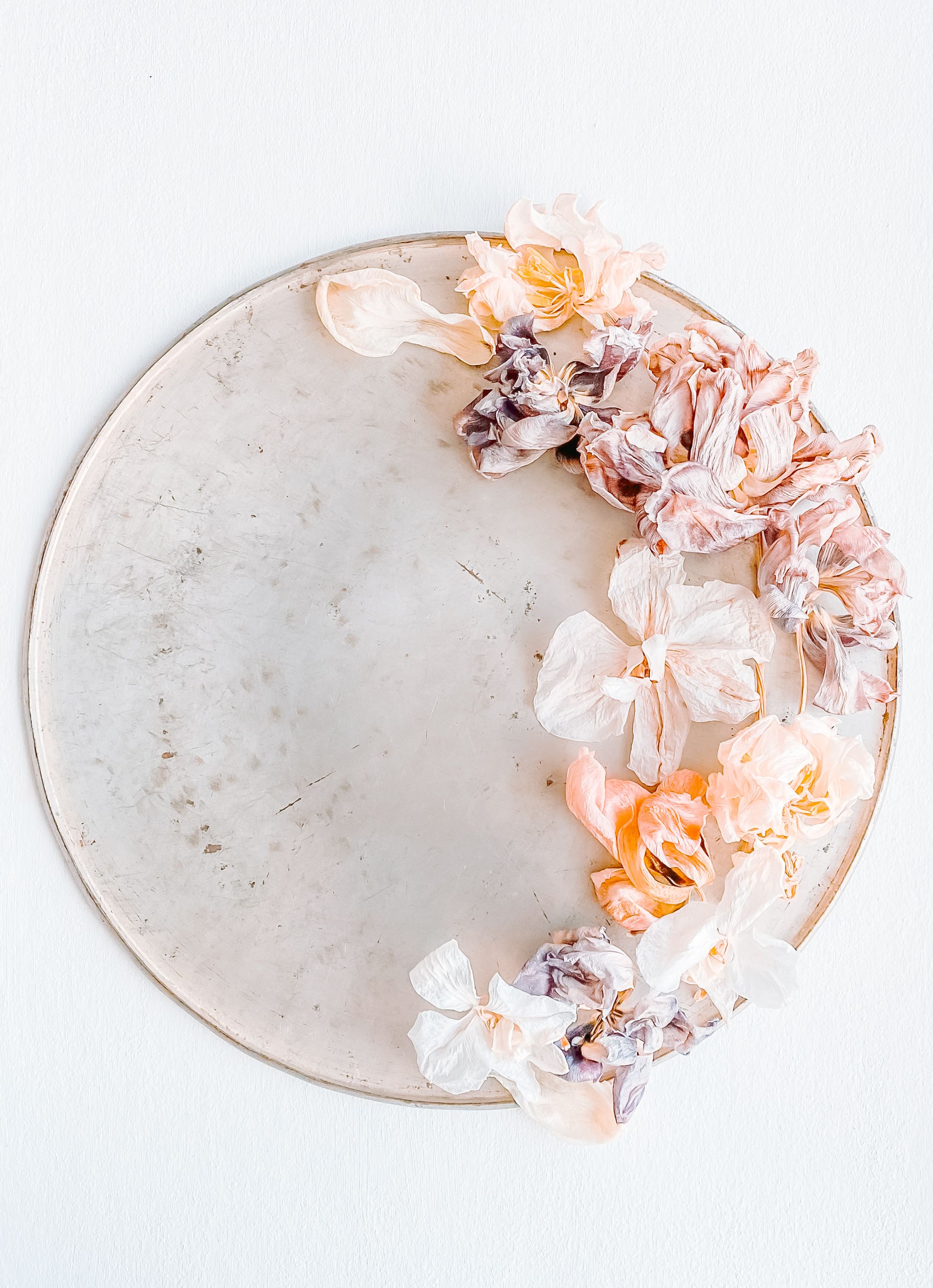 A circular plate with flowers on it · Free Stock Photo