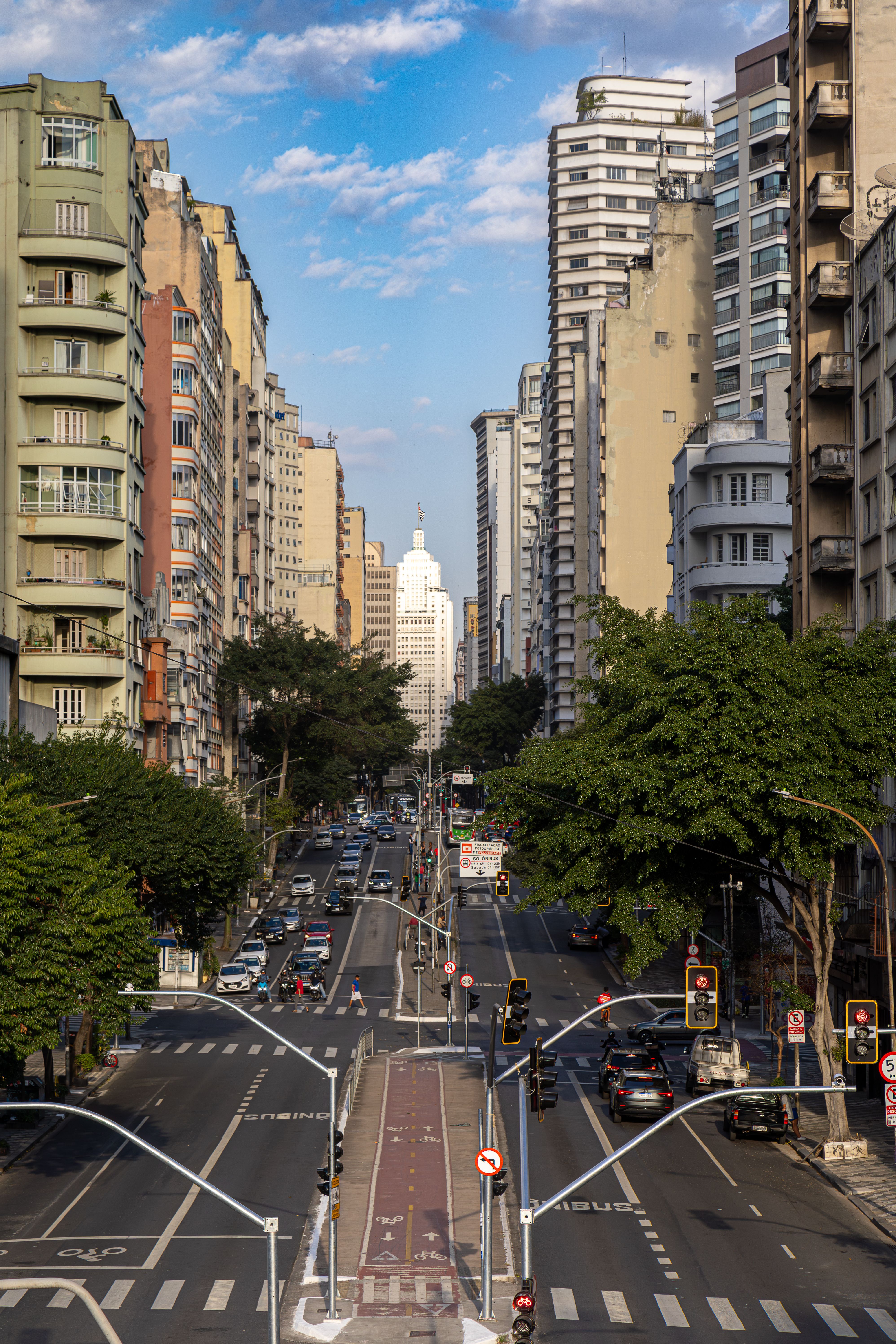 Rua Urbana Movimentada No Minhocão, São Paulo · Foto profissional gratuita