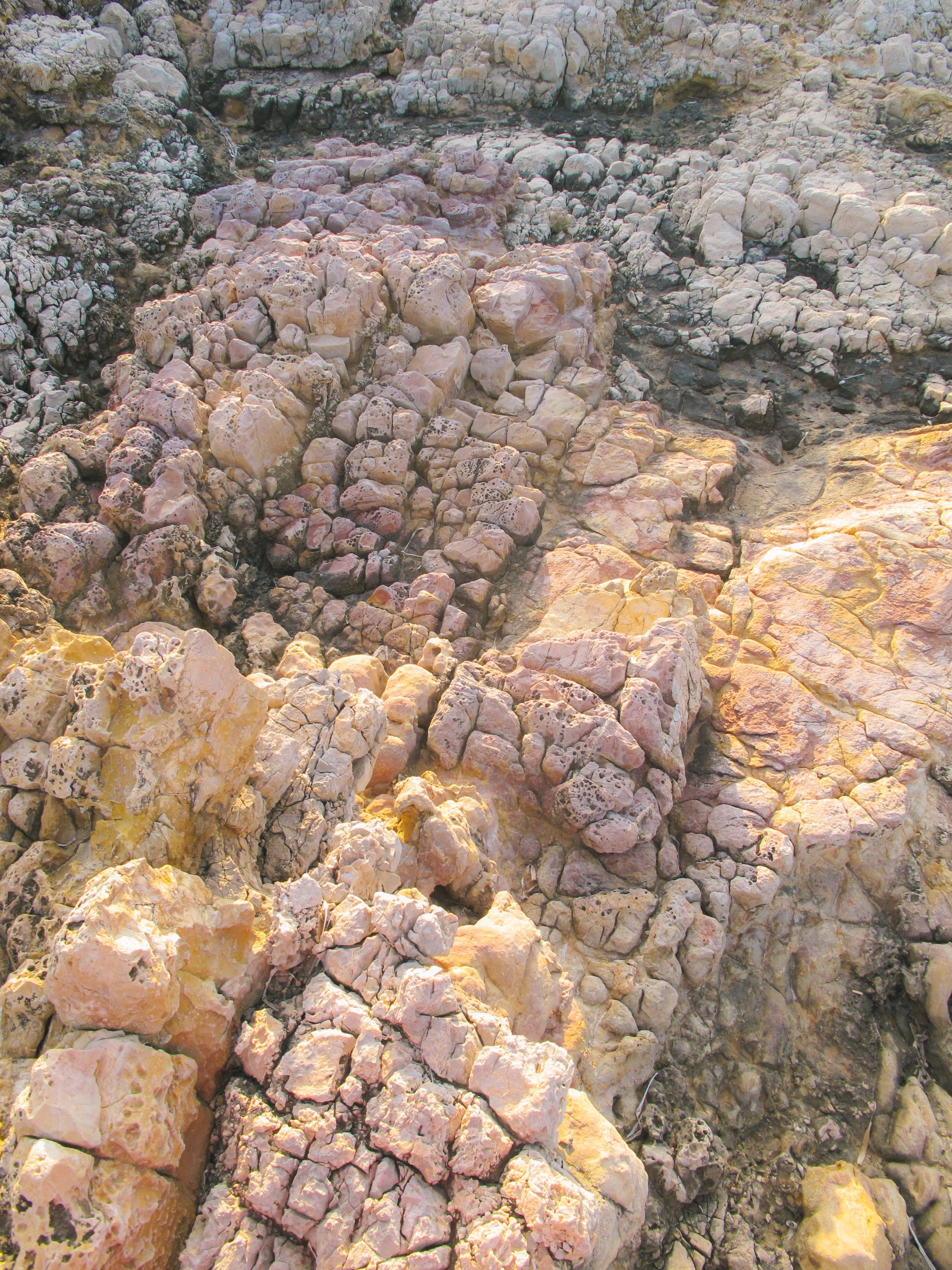 A rock formation with many different colors · Free Stock Photo