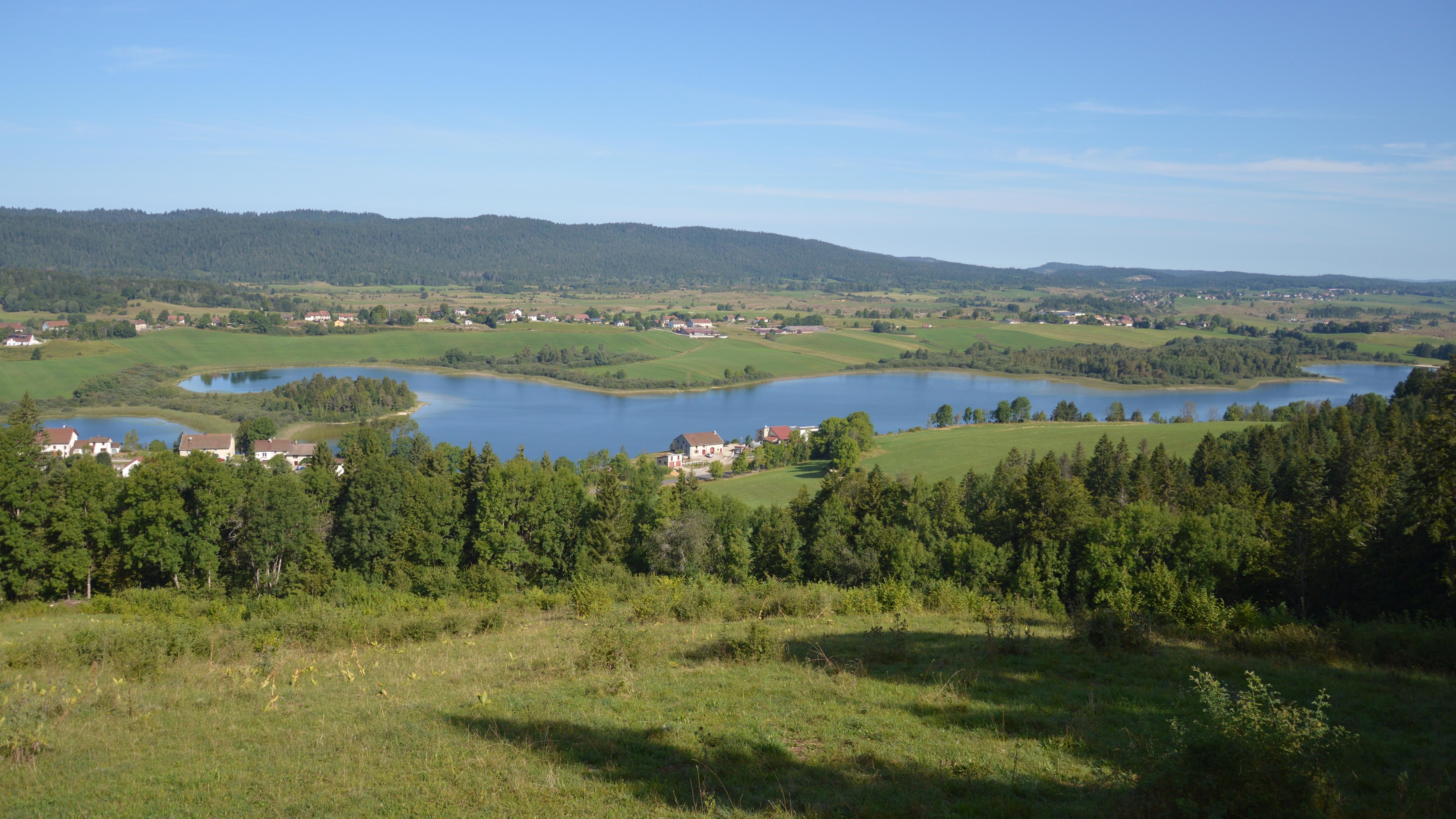 A view of a lake and surrounding countryside · Free Stock Photo