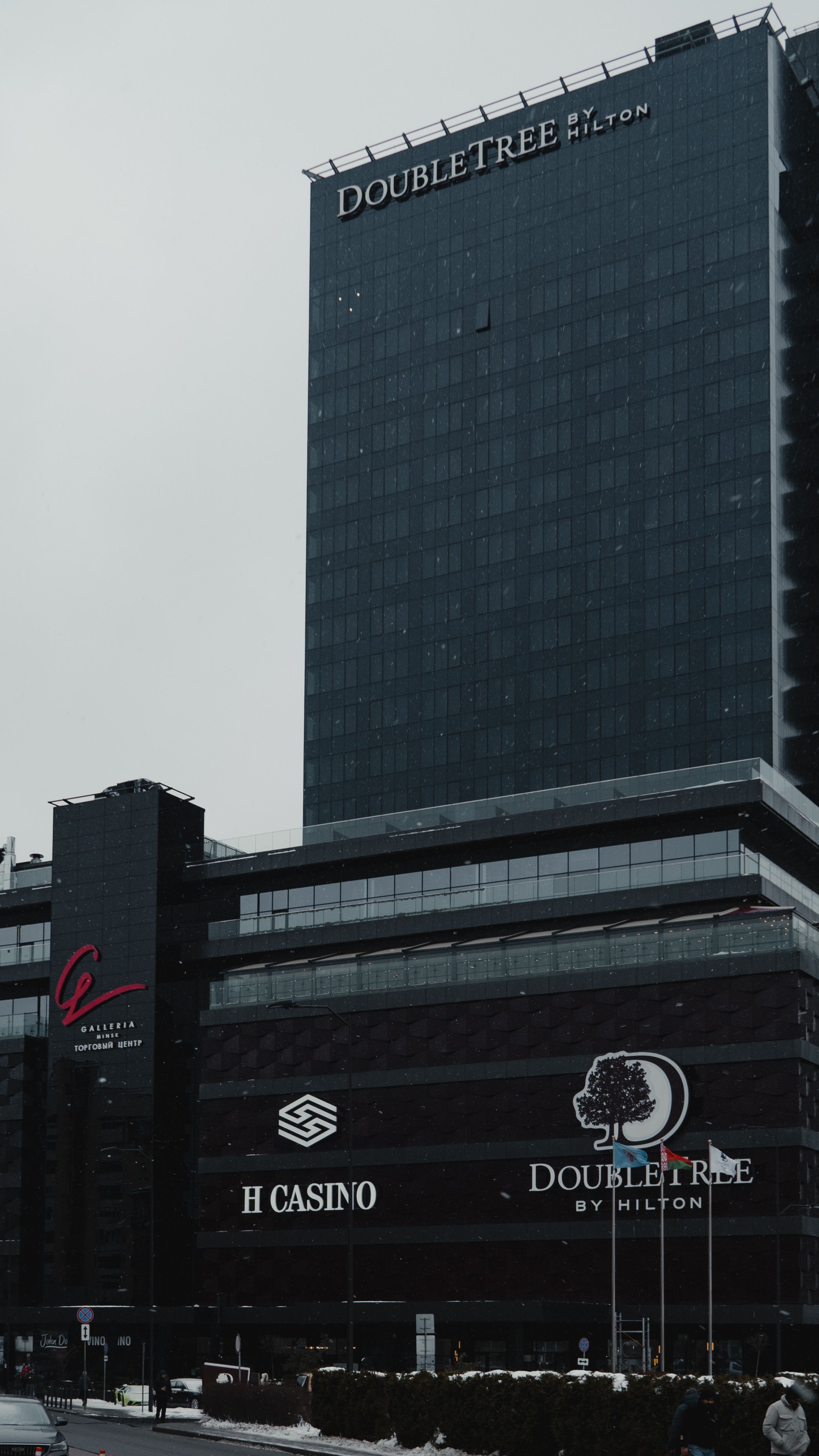 A large building with many signs on it · Free Stock Photo