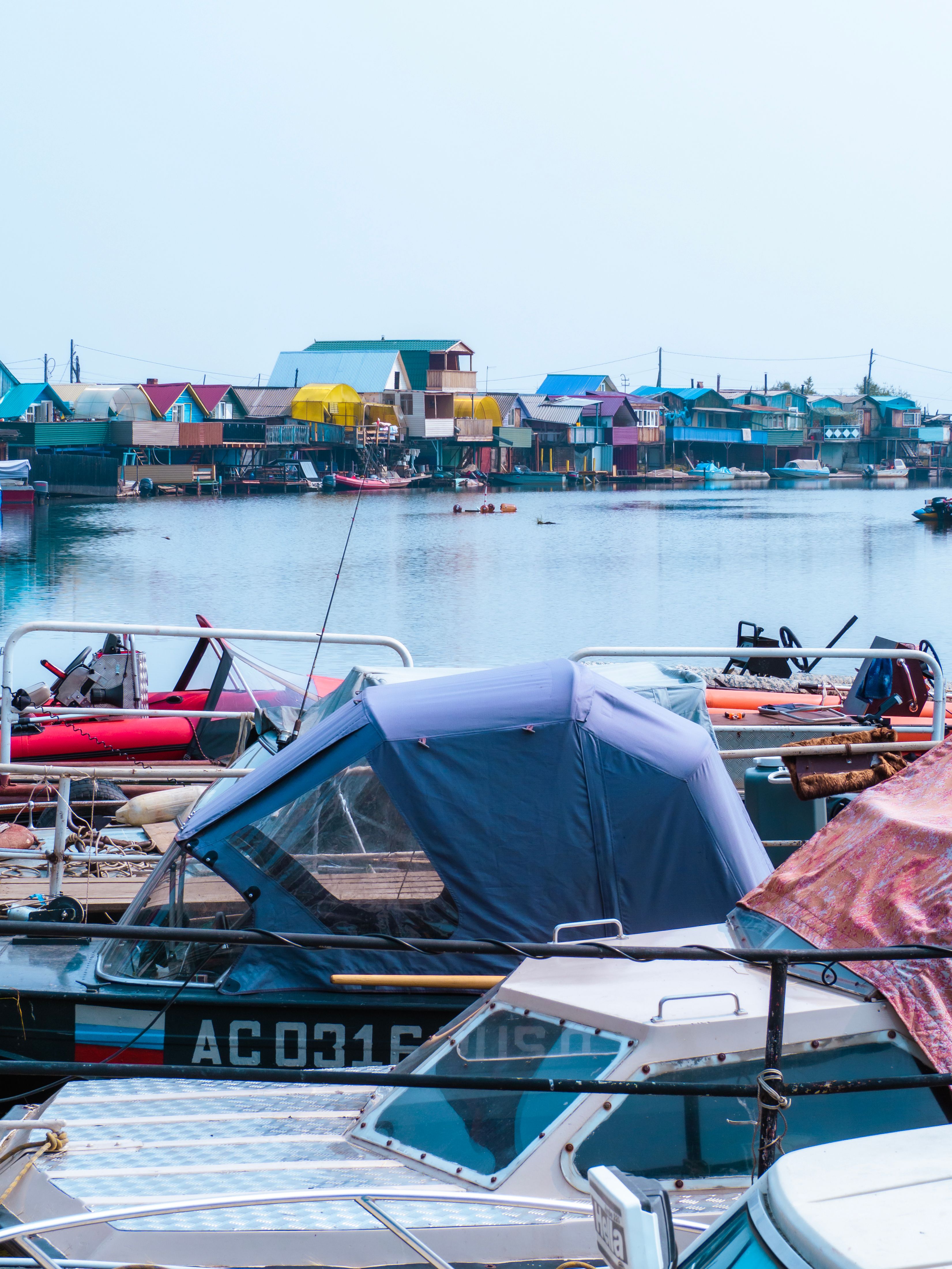 A boat docked at a dock with many boats · Free Stock Photo
